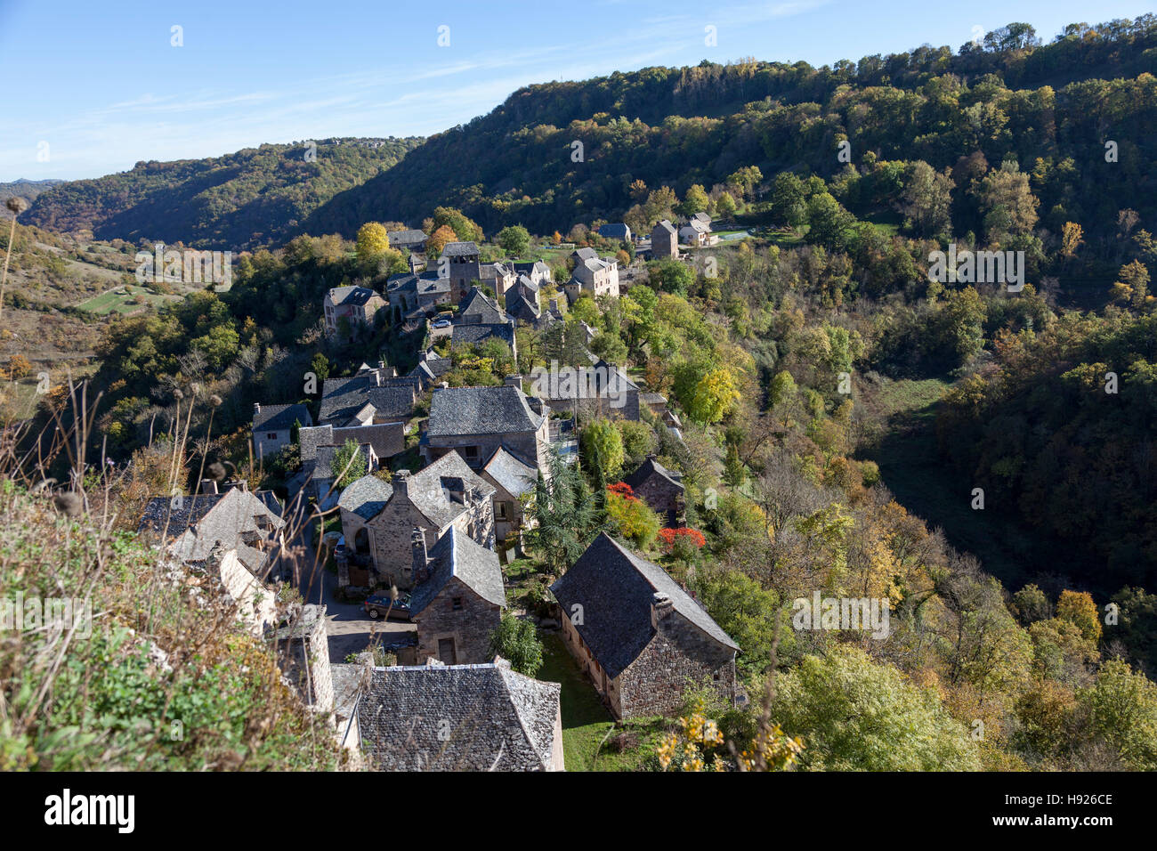 Un high angle shot sur les toits du village de Rodelle perché sur son ...