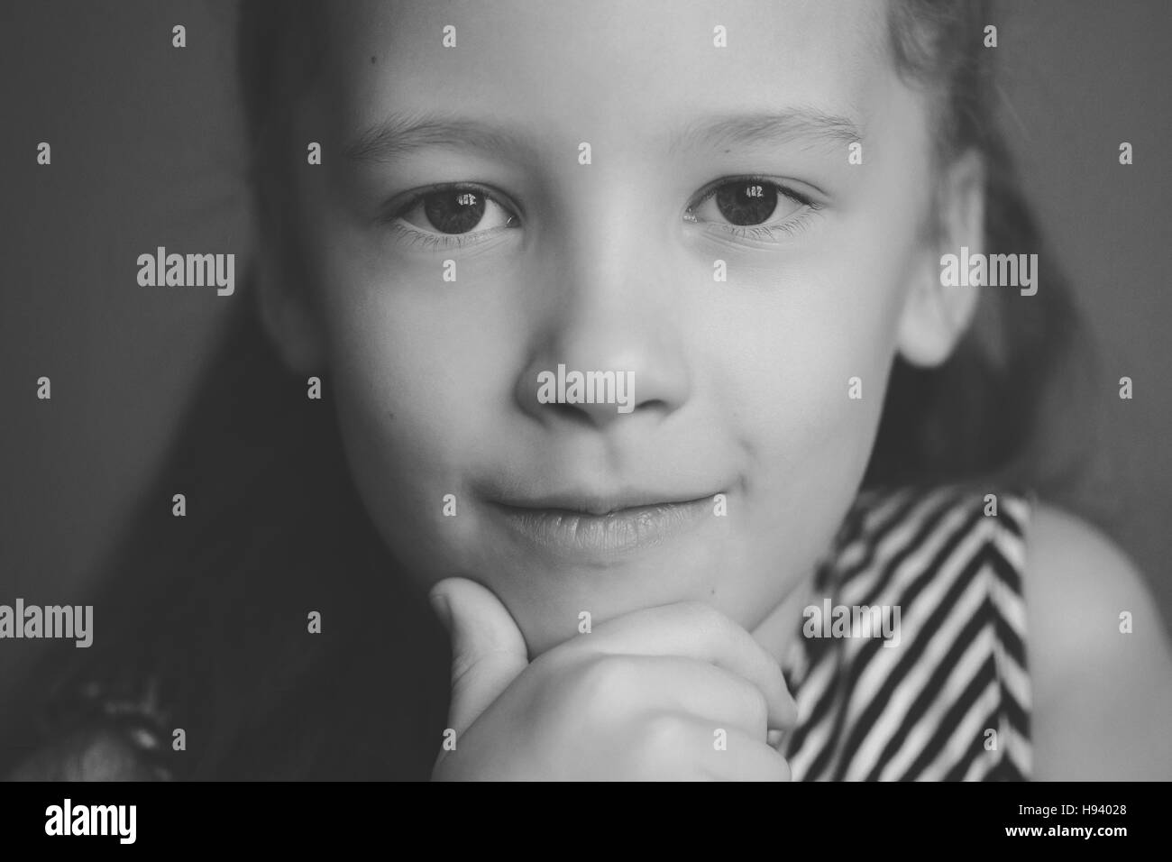 Enfant qui regarde Banque d'images noir et blanc - Alamy