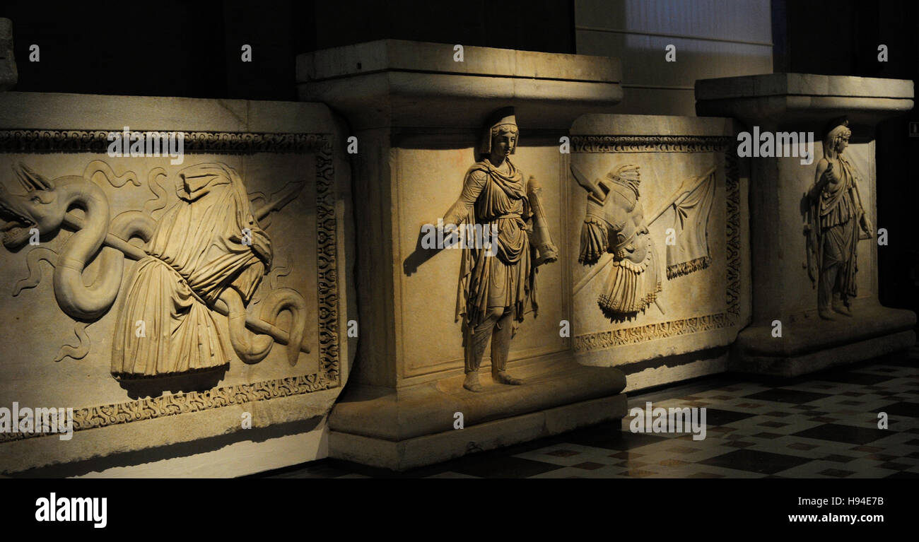 L'Hadrianeum ou temple d'Hadrien. Représentation des provinces romaines ...
