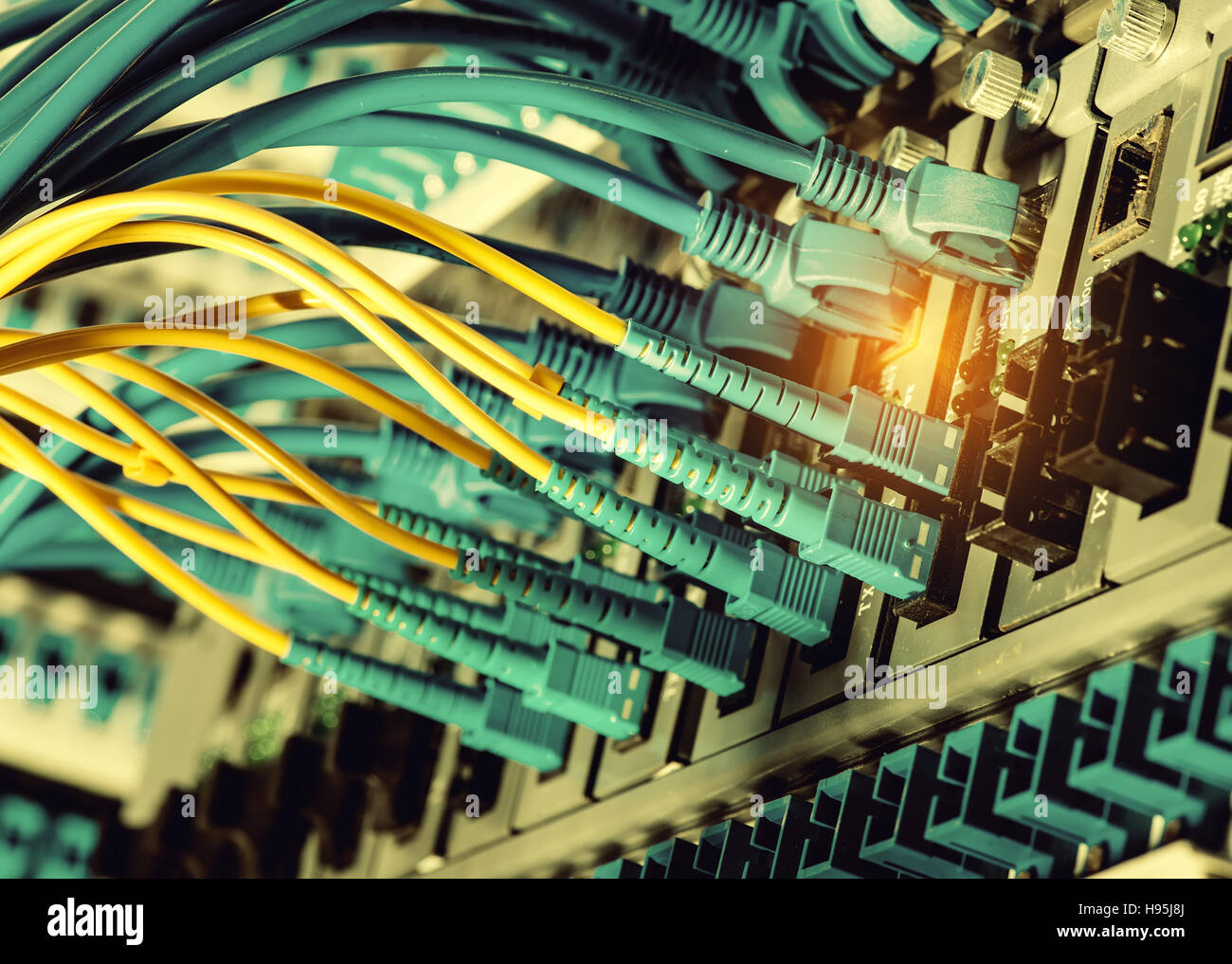 Les câbles à fibre optique connecté à un réseau de ports optiques et ...