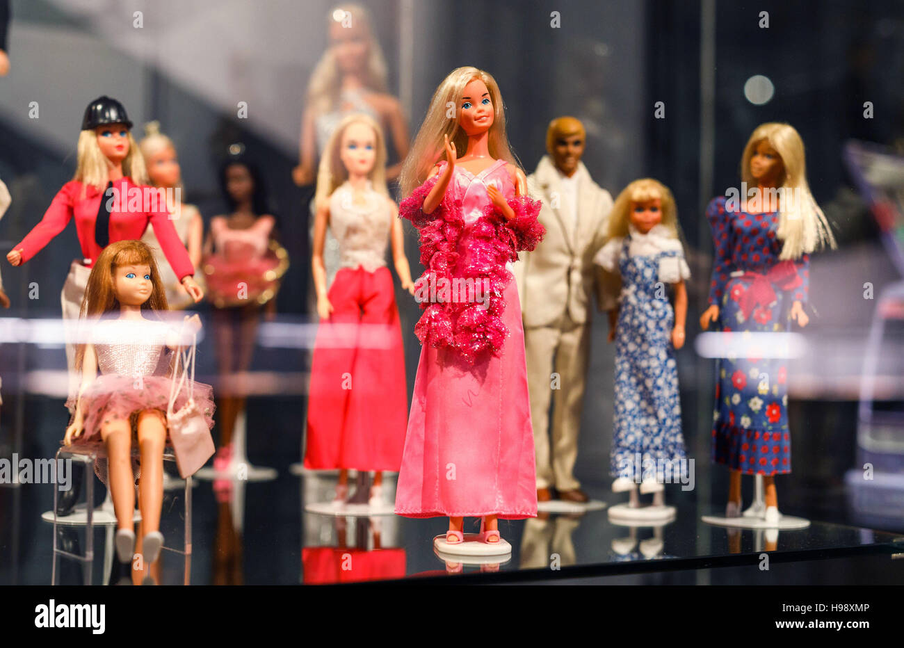 Celle, Allemagne. 18 Nov, 2016. Les poupées Barbie peut être vu à l'exposition 'Busy Girl ...
