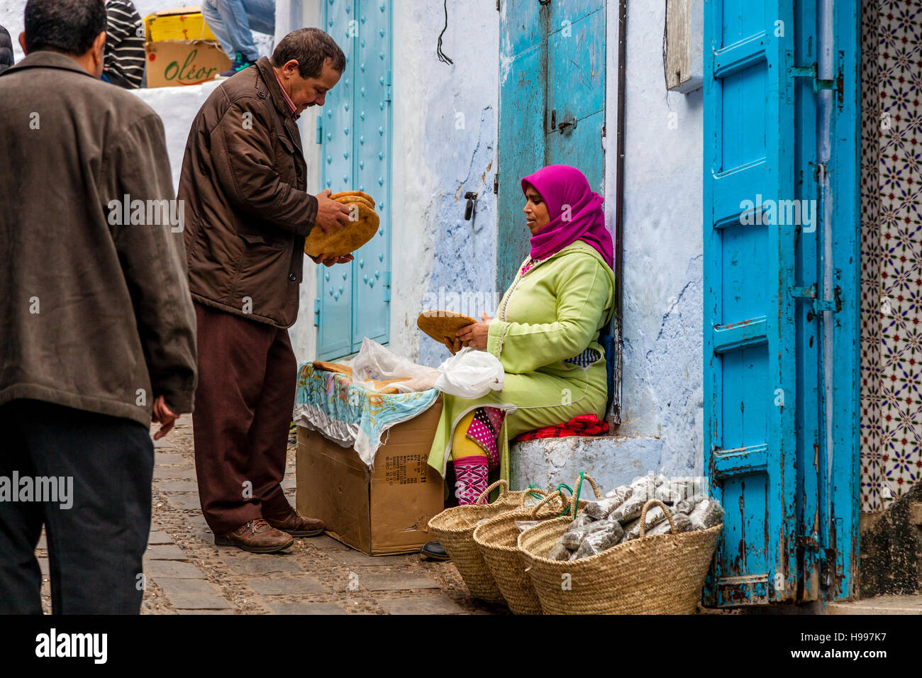 Une femme de la région de vendre du pain dans la rue, Chefchaouen ...