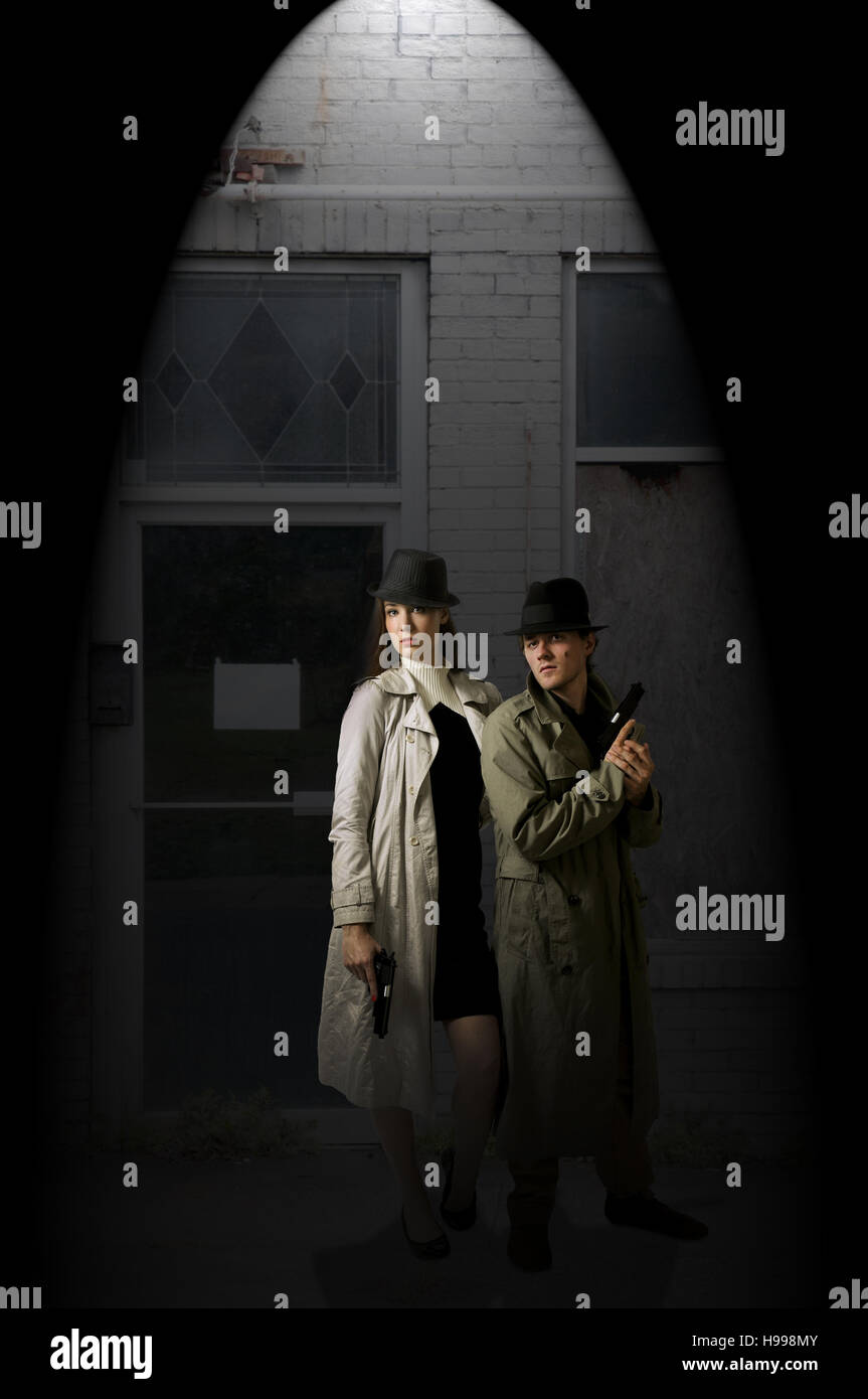 L'homme et la femme de l'agent secret spies avec armes à feu Photo ...