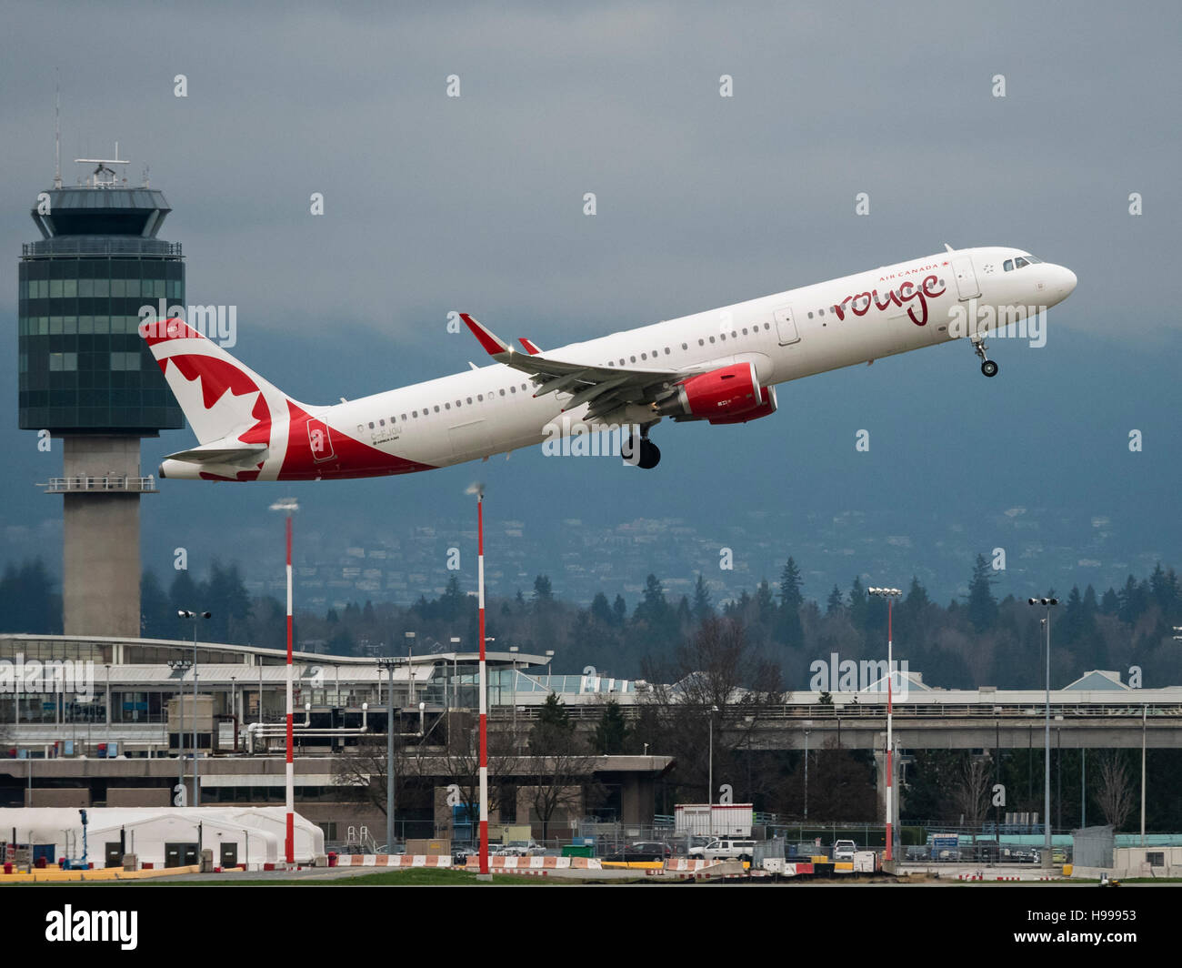 Air Canada Rouge Airbus A321-211 C-FJOU avion à fuselage étroit se ...