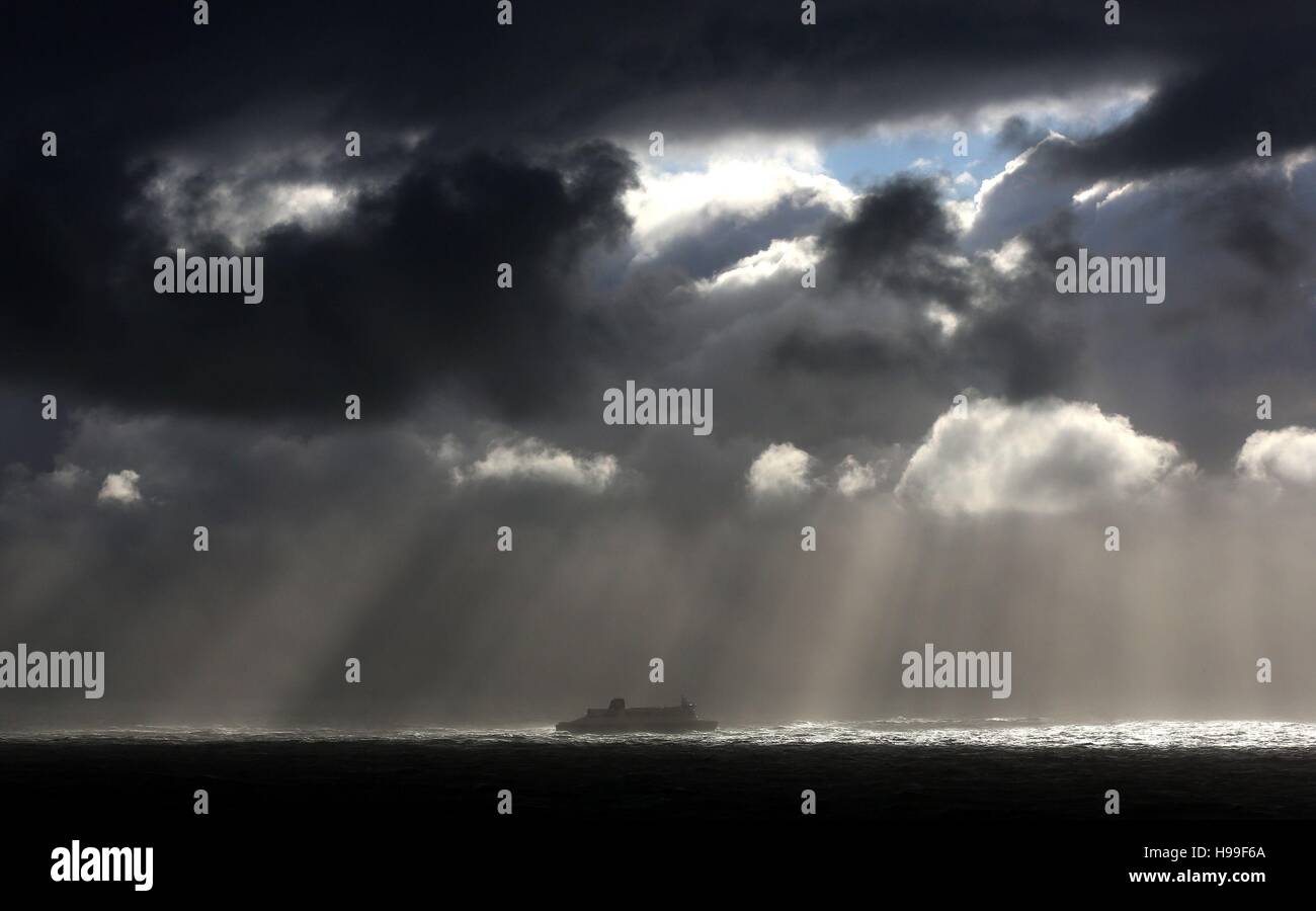 Le ferry dfds se dirige vers le port de douvres dans le kent Banque de ...