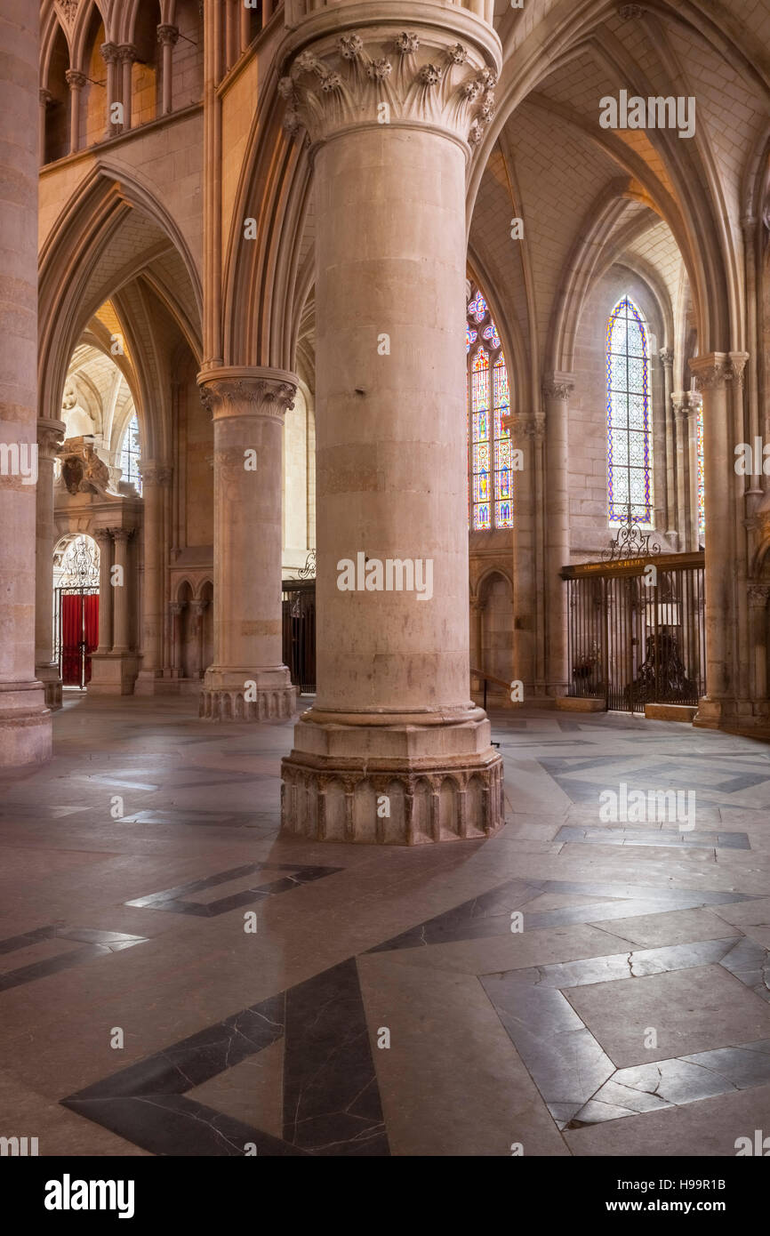 Les colonnes gothiques de la cathédrale du Mans, France Photo Stock - Alamy