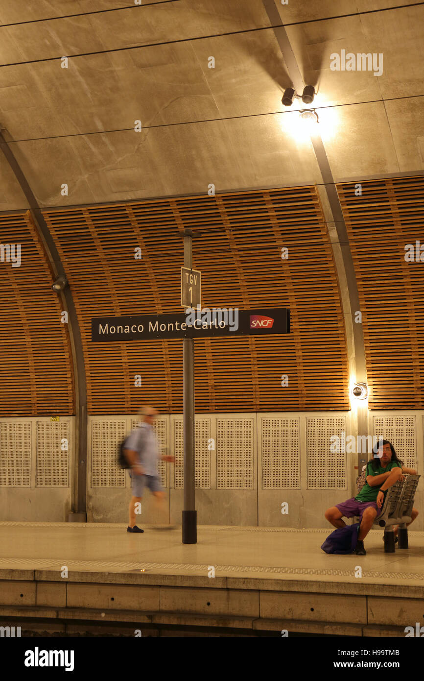 Monaco train station platform Banque de photographies et d’images à ...