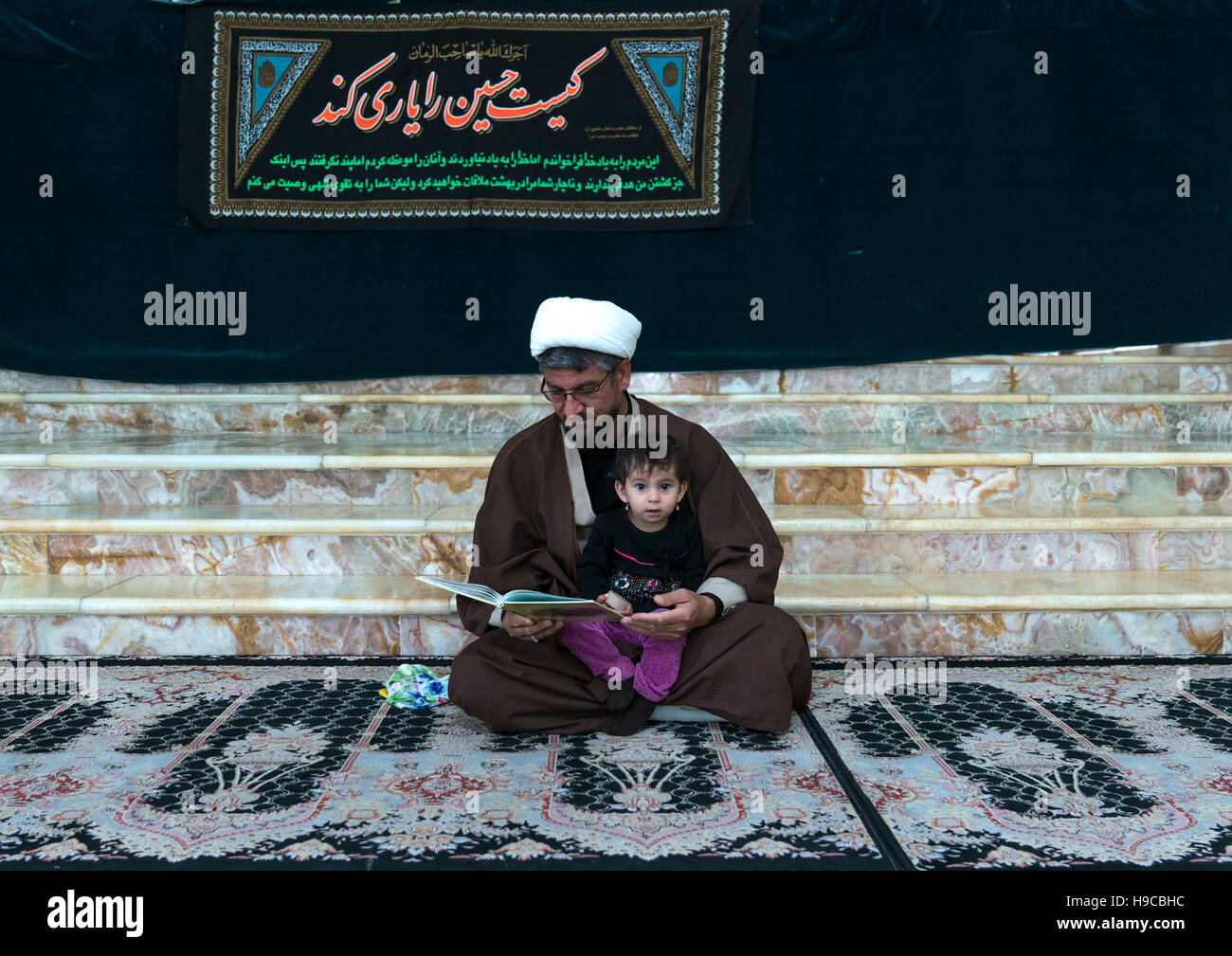 Le mollah avec sa fille dans le culte du sultan ali pendant muharram ...