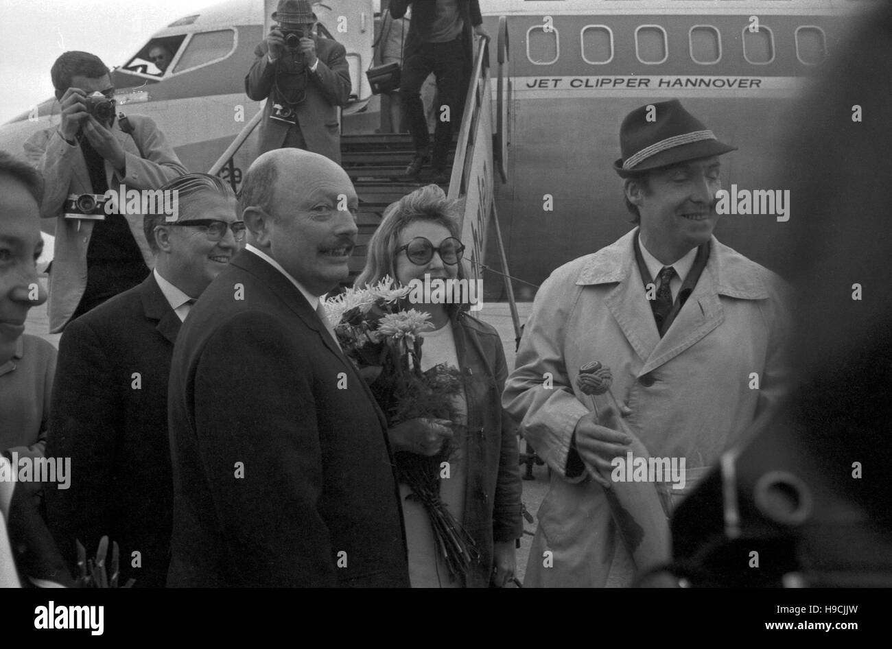 Peter alexander and his wife hilde Banque de photographies et d’images ...