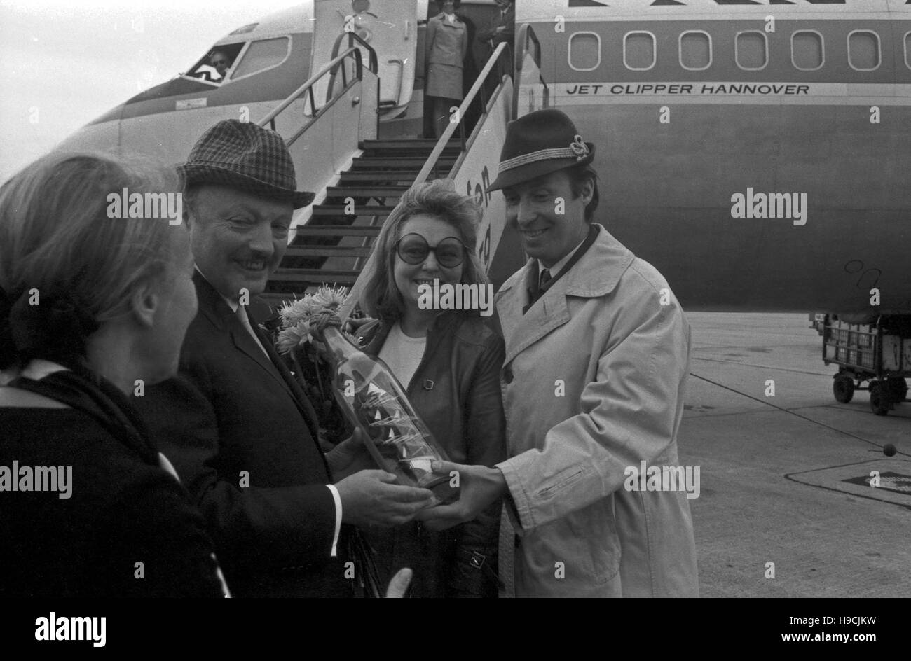 Acteurs et Actrices und der Sänger Peter Alexander und Ehefrau Hilde ...