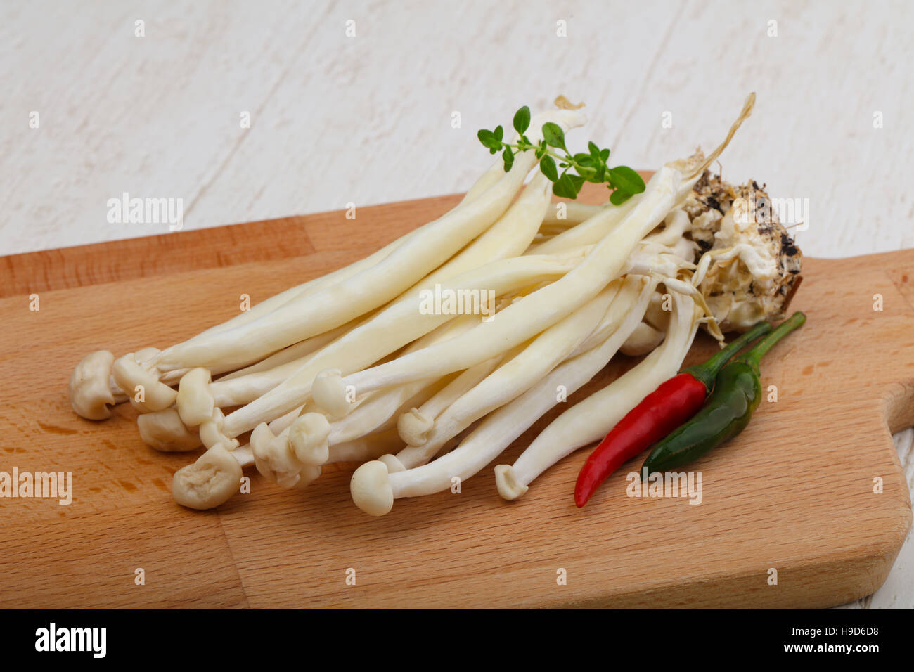 Champignons enoki japonais - prête pour la cuisson des aliments crus ...