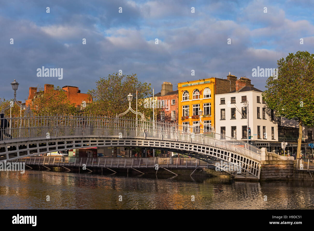 Pont hapenny dublin en irlande Banque de photographies et d’images à ...