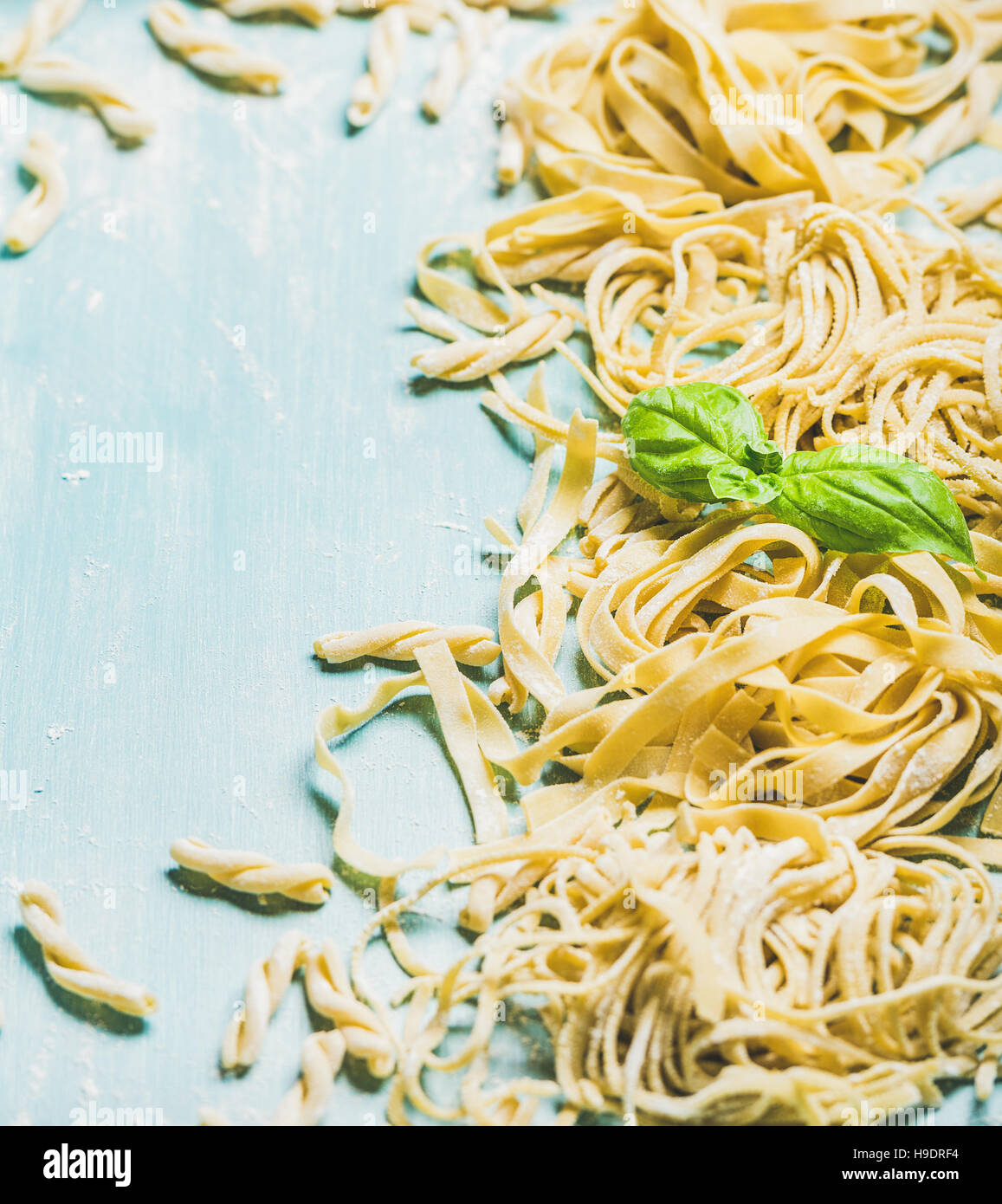 Différentes sortes de pâtes italiennes fraîches faites maison au ...