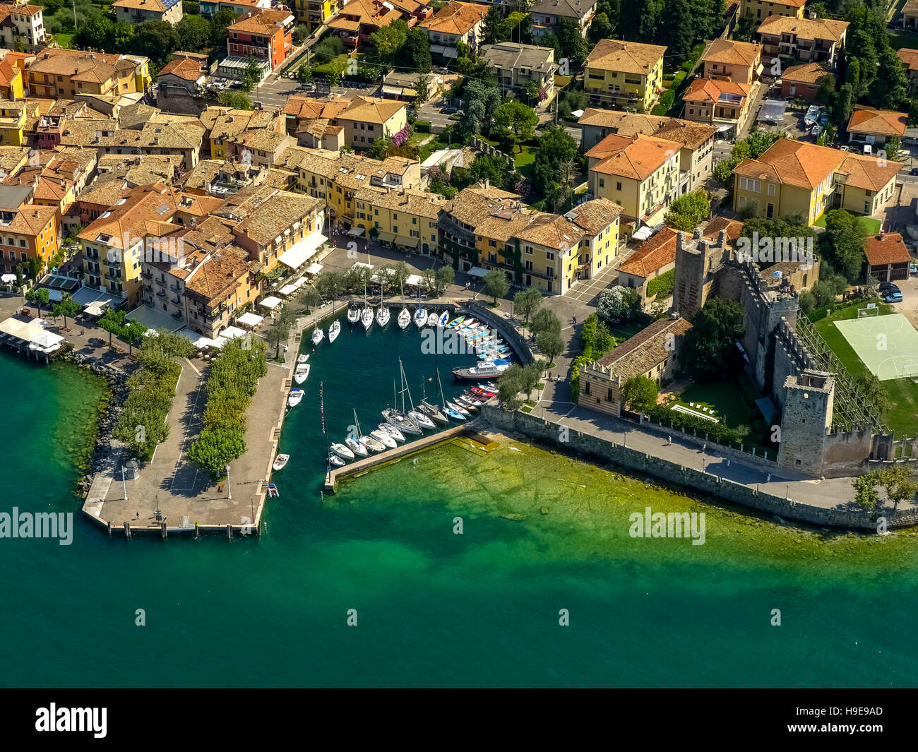 Vue aérienne, Port de Torri del Benaco, lac de Garde, Lago di Garda ...