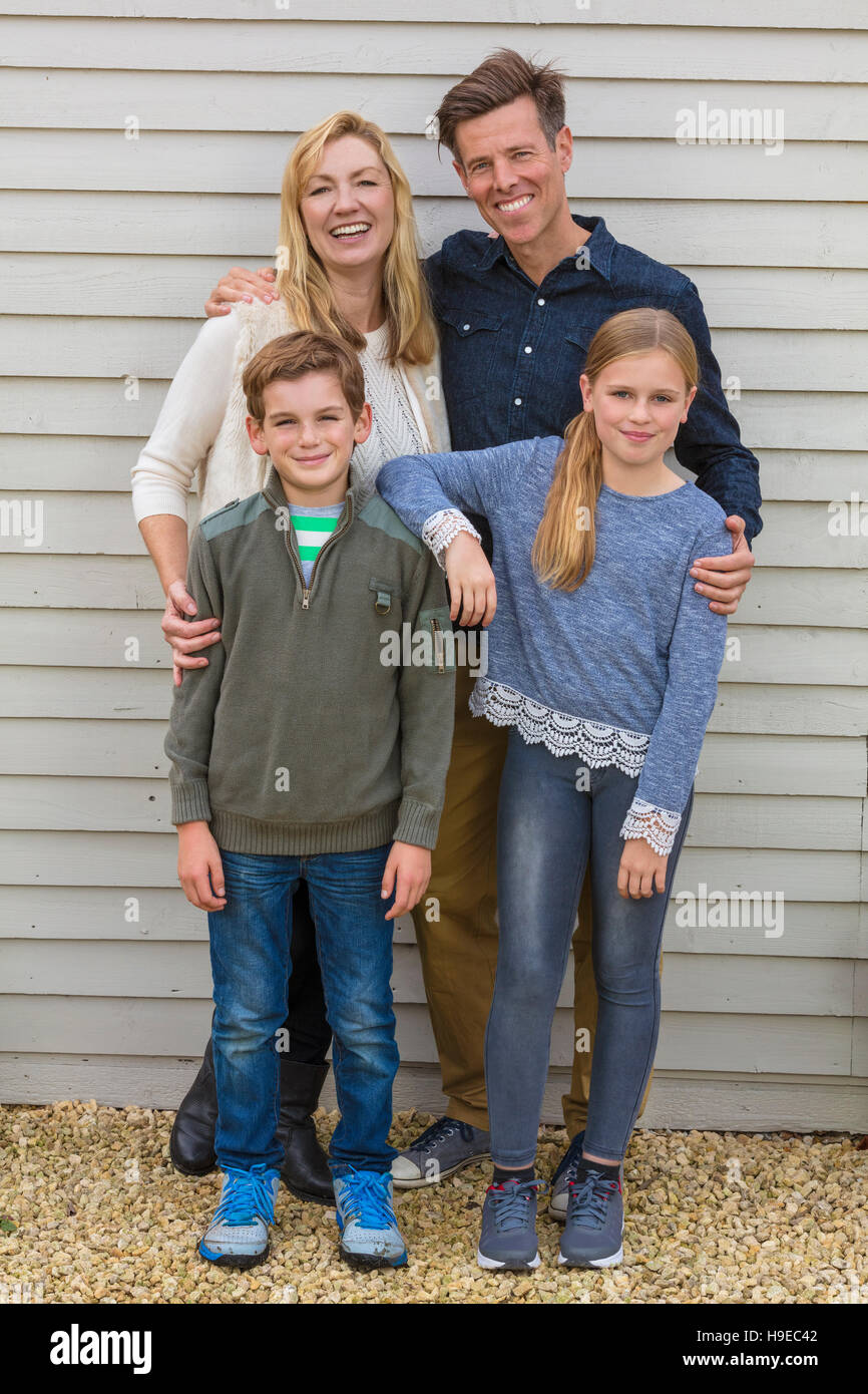 Portrait d'une belle famille heureuse et réussie, homme, femme, fille ...