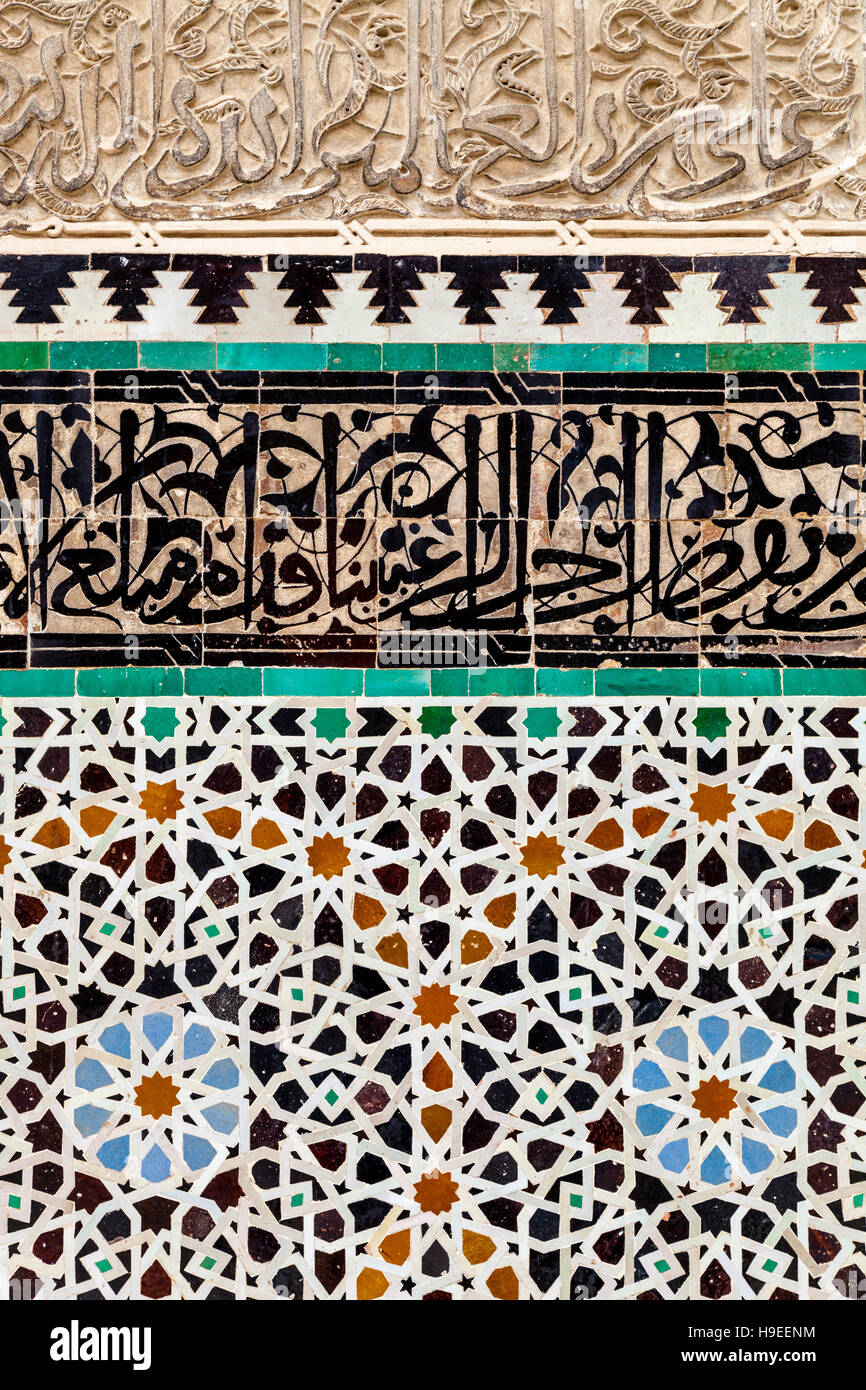 La calligraphie arabe à la Médersa Bou Inania, Fès el Bali, FES, Maroc ...