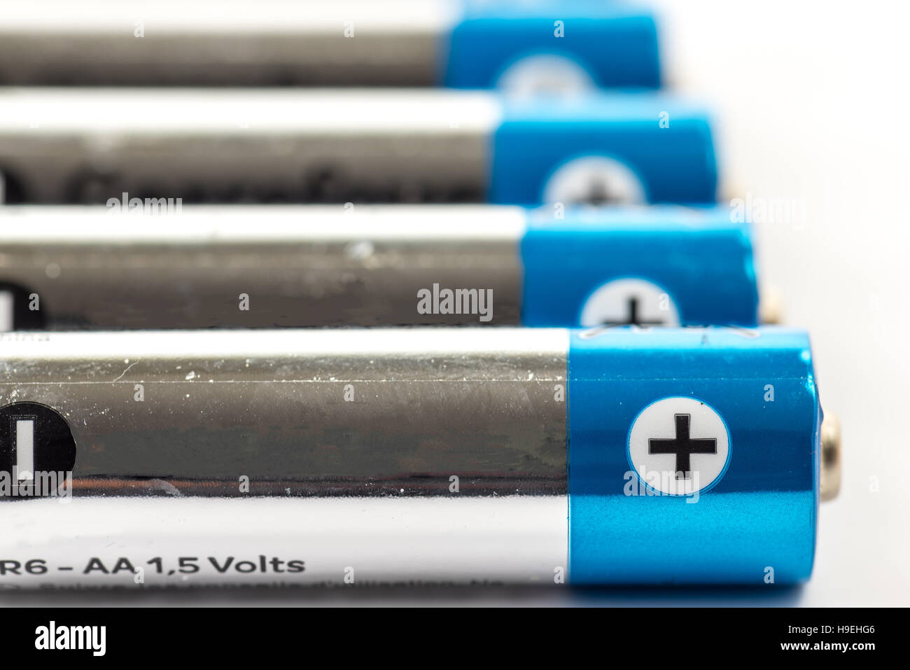 La taille des piles alcalines AA sur fond blanc Photo Stock - Alamy