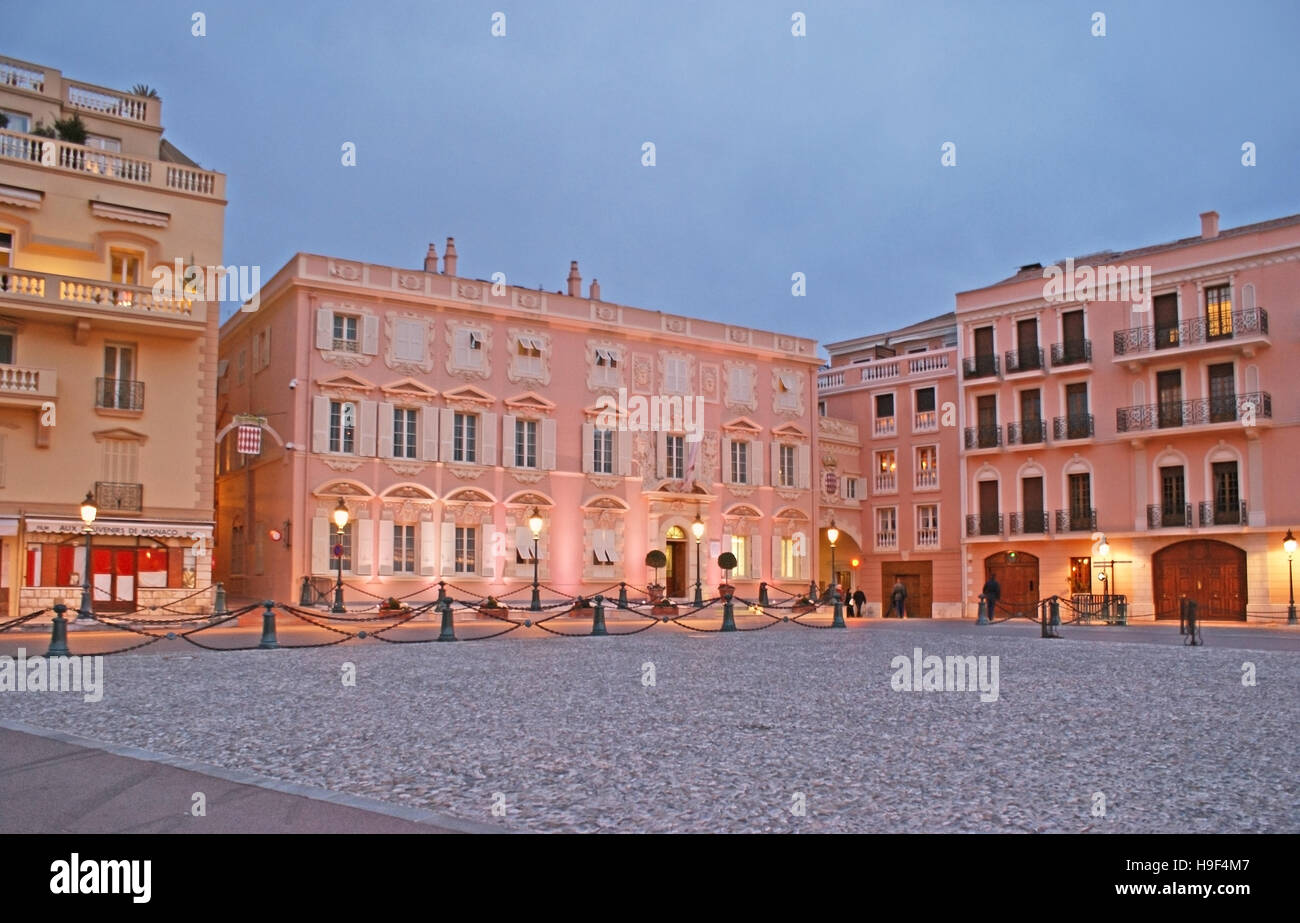 La mairie situé dans la place du Palais à Monaco-Ville en face du ...
