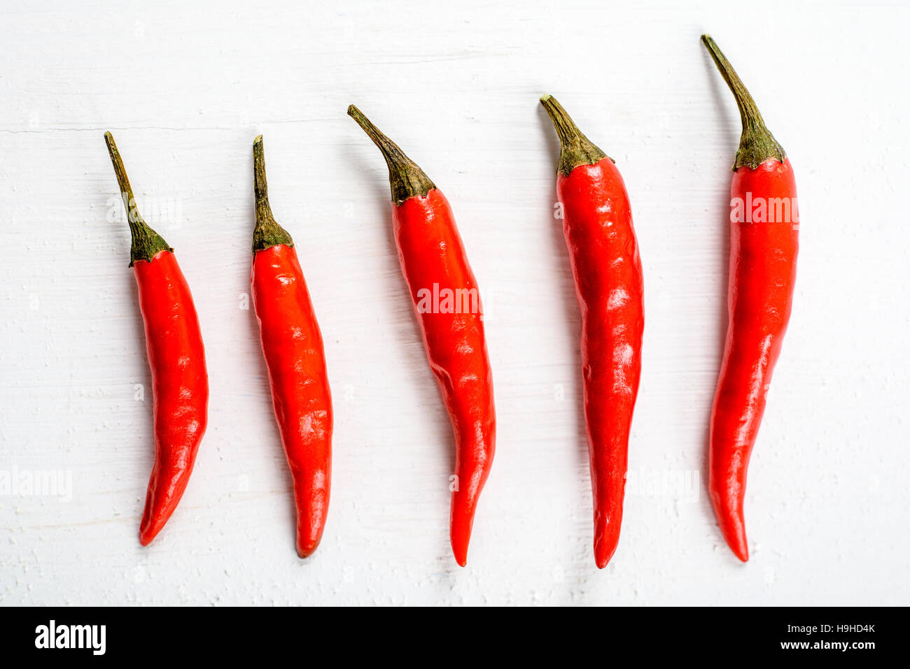 Piments rouges sur blanc Banque de photographies et d’images à haute ...