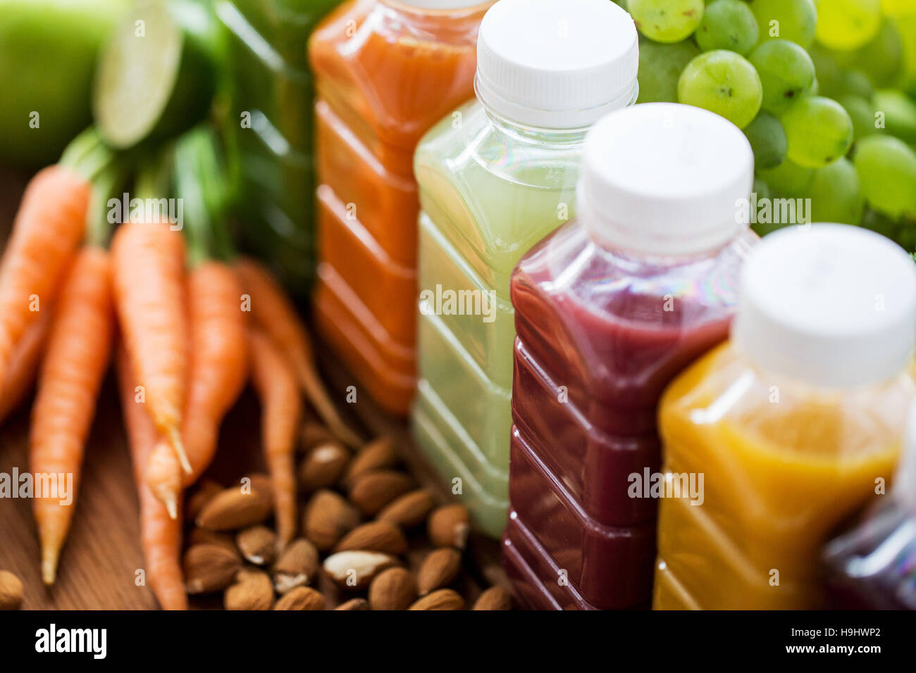 Bouteilles avec différents jus de fruits ou de légumes Photo Stock - Alamy