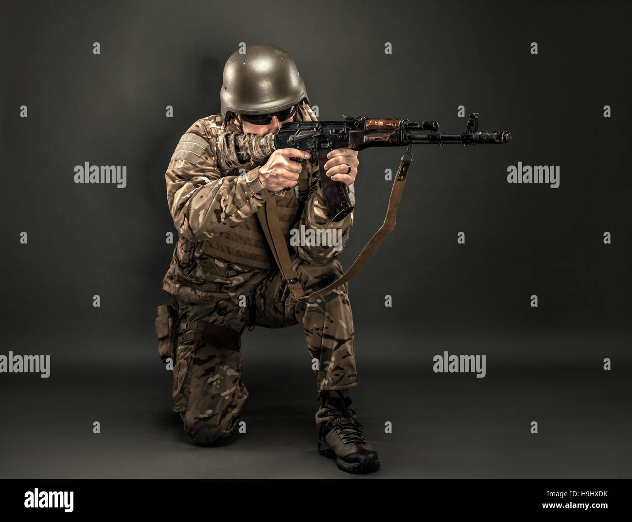 Camouflage uniforme fusil militaire à genoux Banque de photographies et ...