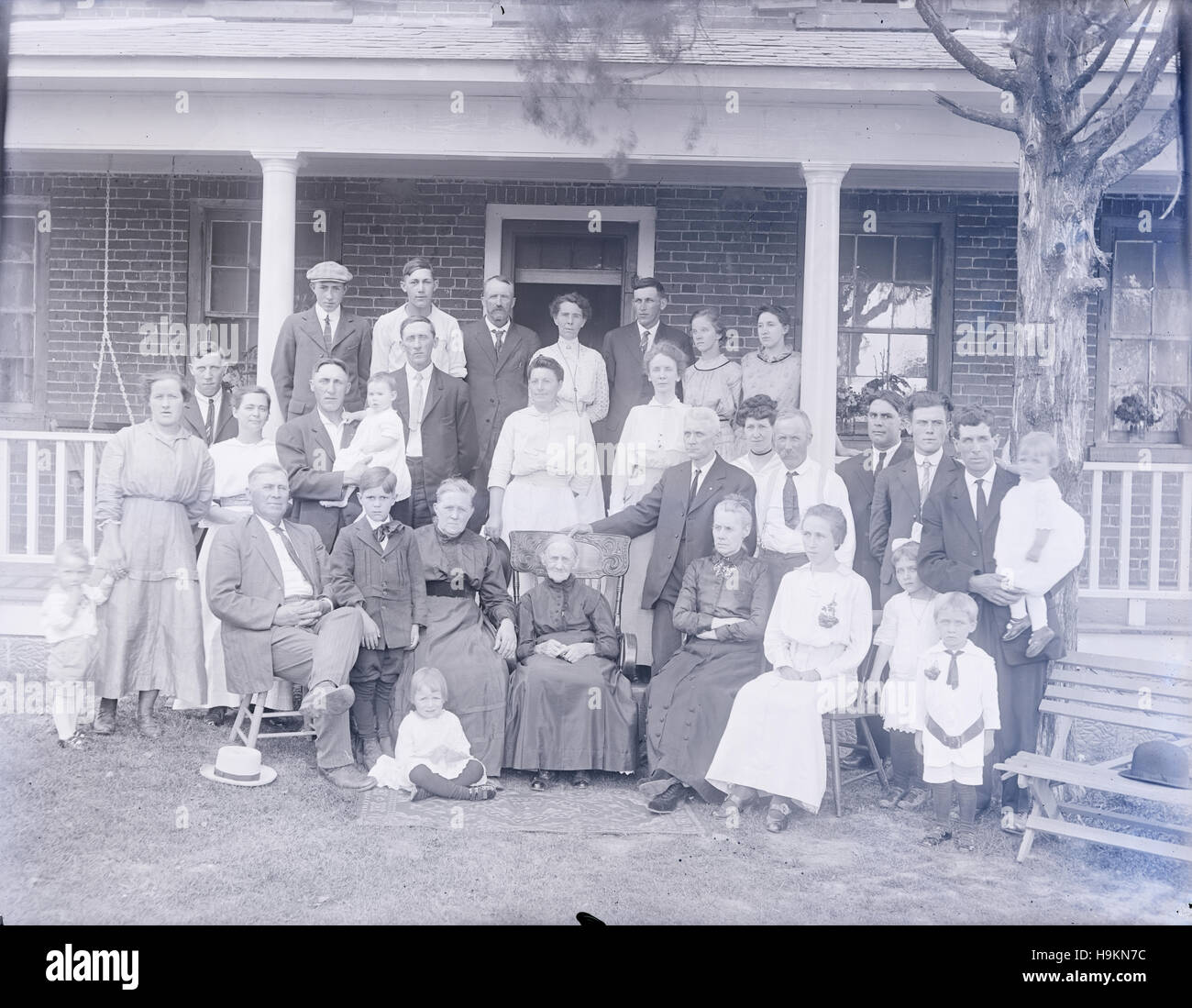 C1890, ancien photographie Multi Generational Portrait de famille. Emplacement inconnu ...