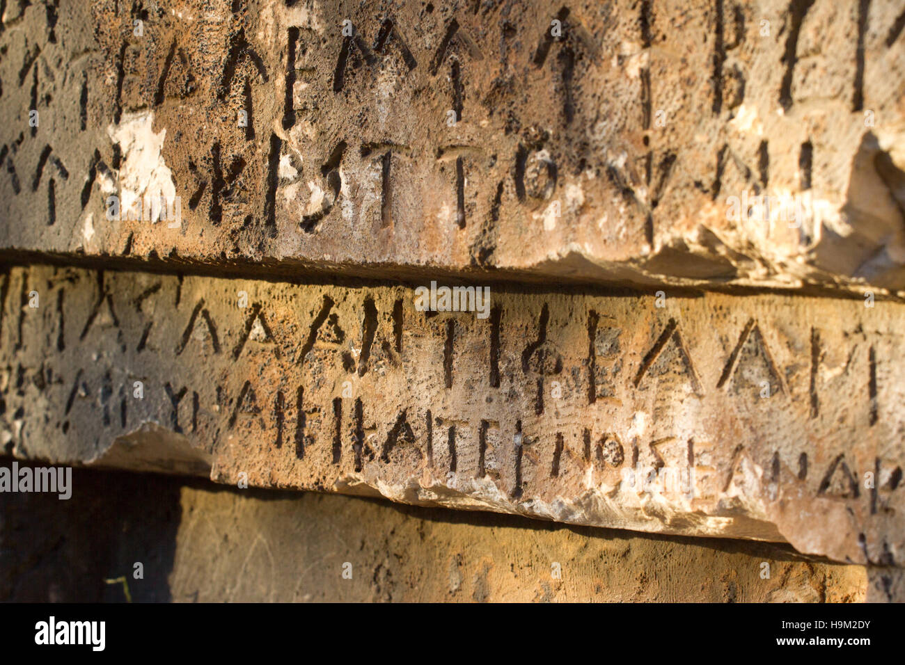 Inscription sur tombe ancienne dans la langue grecque. Caractères ...