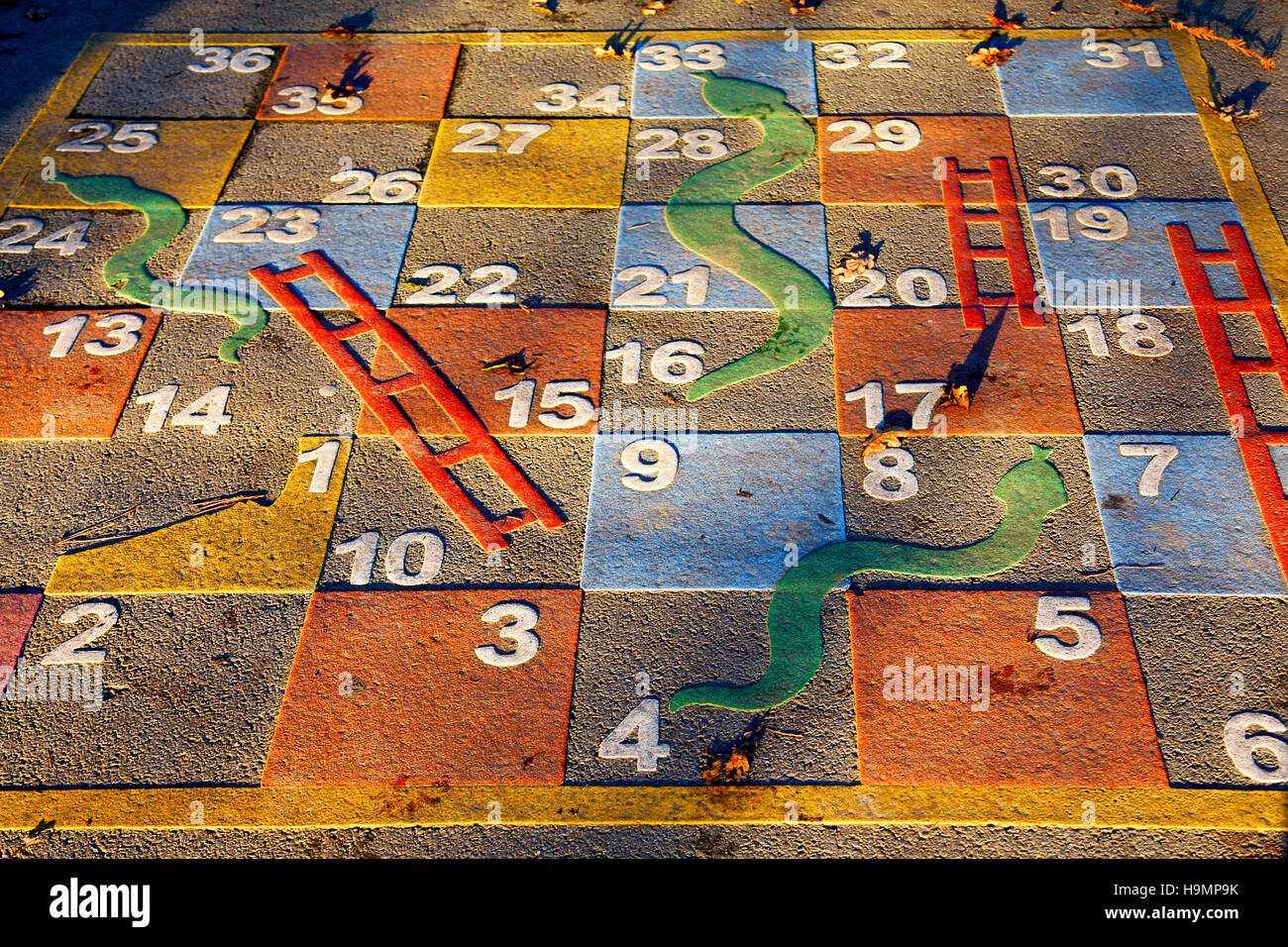 Snakes and ladders game Banque de photographies et d’images à haute ...