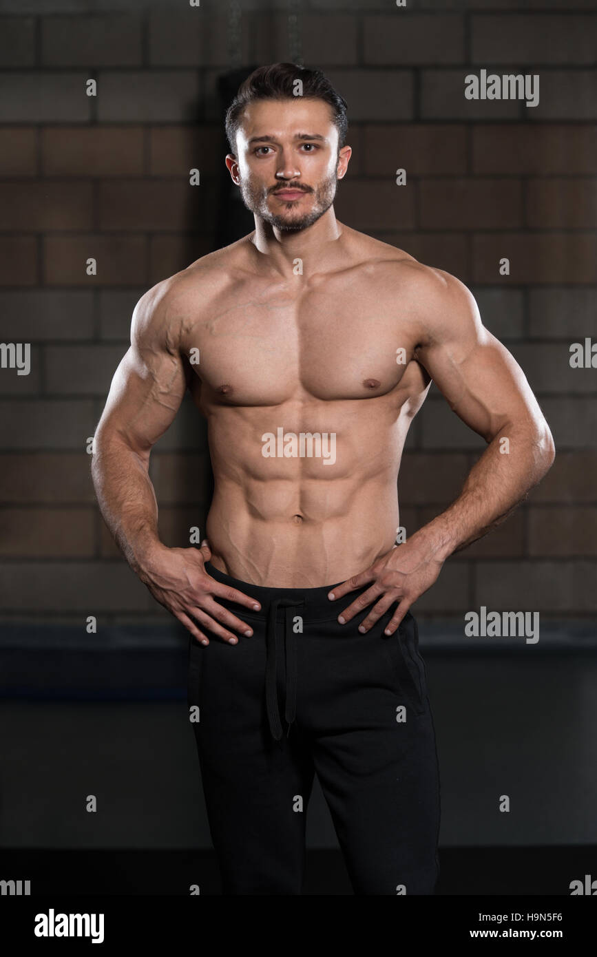 Portrait d'un jeune homme en bonne forme physique montrant son corps ...