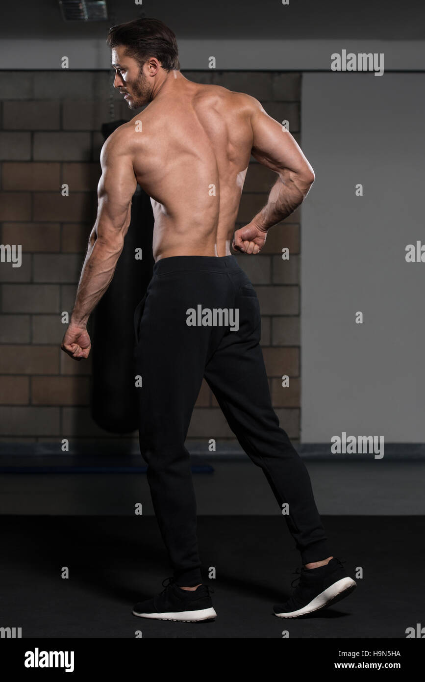 Portrait d'un jeune homme en bonne forme physique montrant son corps ...