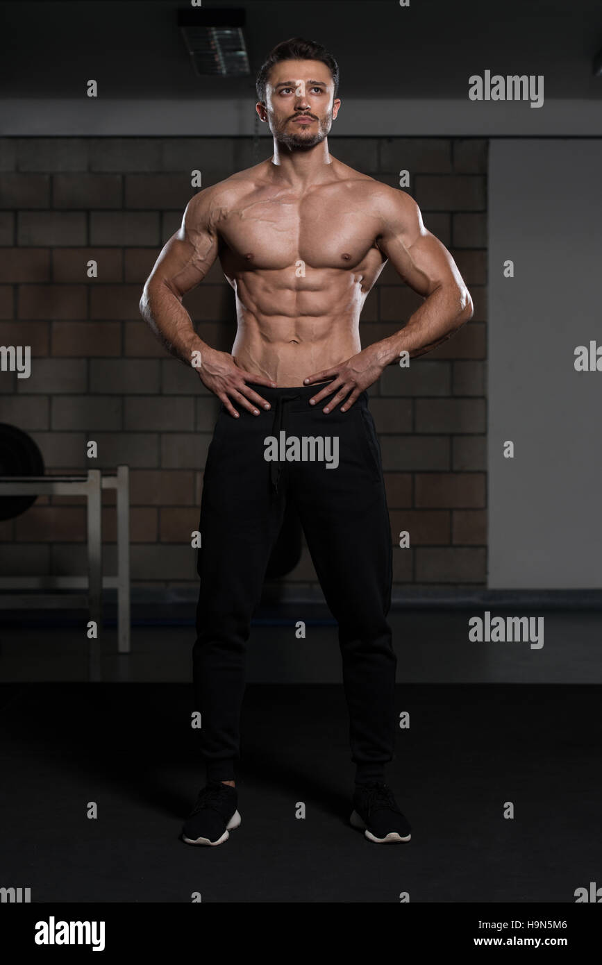 Portrait d'un jeune homme en bonne forme physique montrant son corps ...