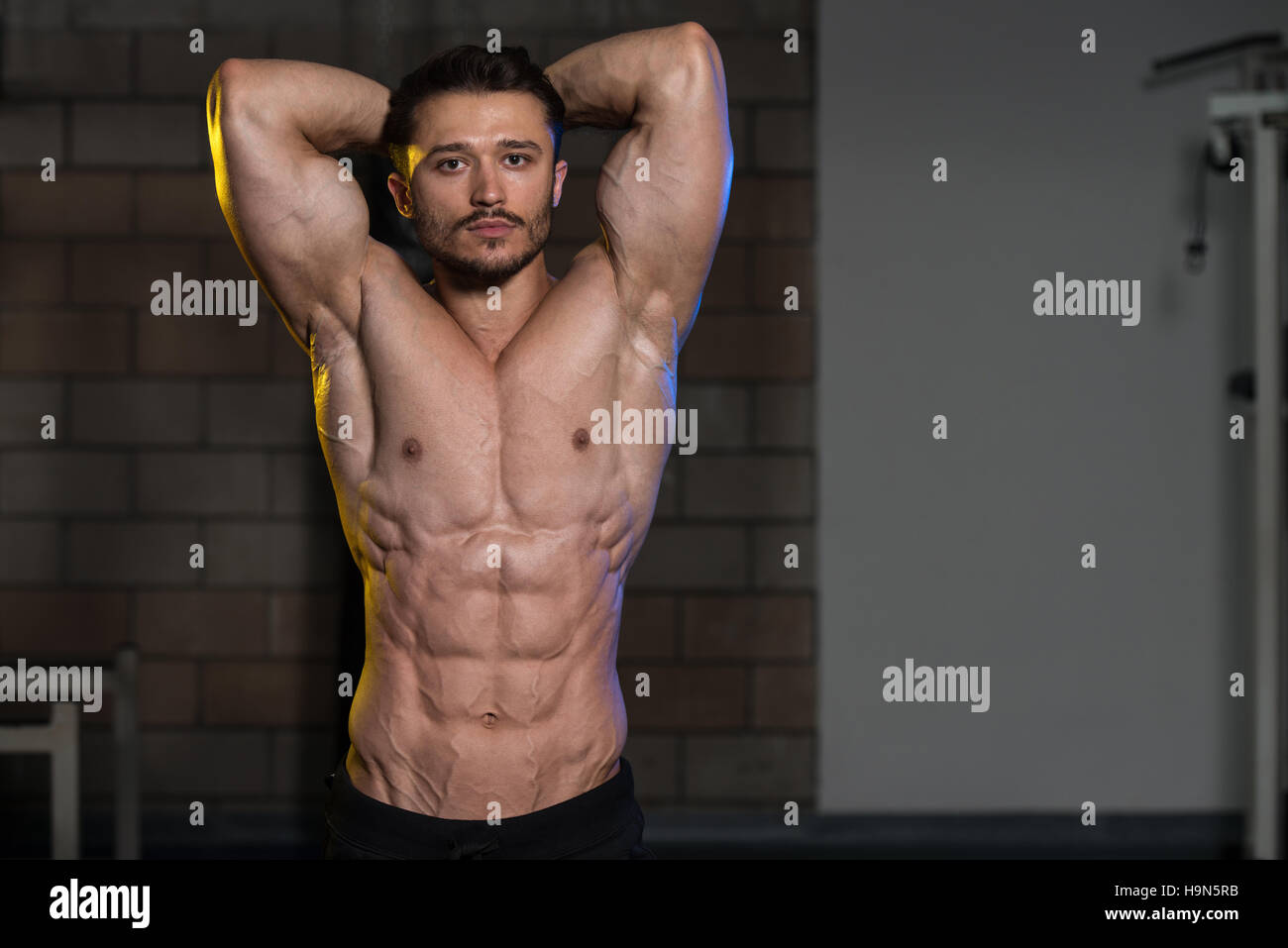 Portrait d'un jeune homme en bonne forme physique montrant son corps ...
