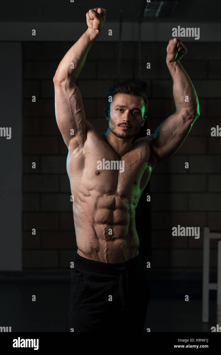 Portrait d'un jeune homme en bonne forme physique montrant son corps ...