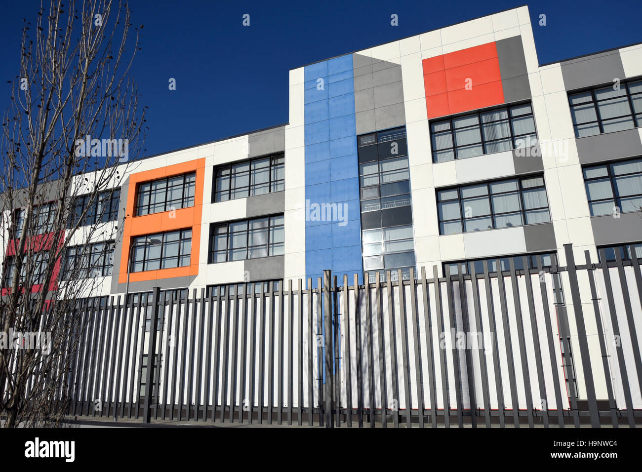 Batiment scolaire moderne Banque de photographies et d’images à haute ...
