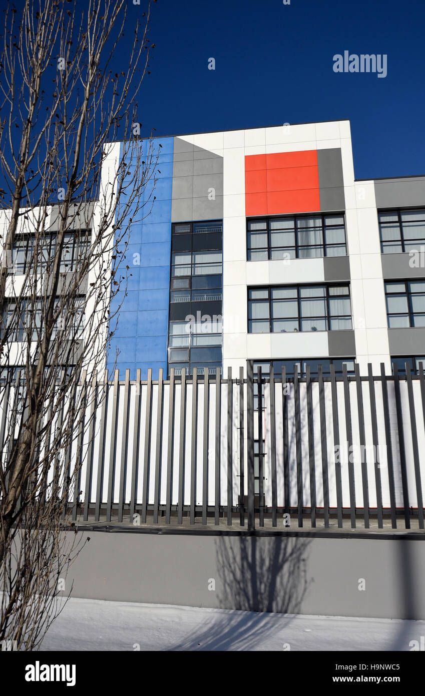 Façade colorée d'un bâtiment de l'école moderne Photo Stock - Alamy