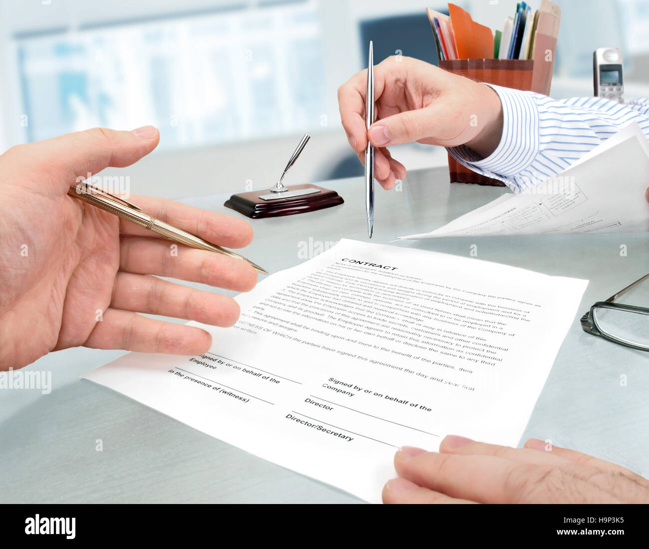 La signature d'un contrat Photo Stock - Alamy
