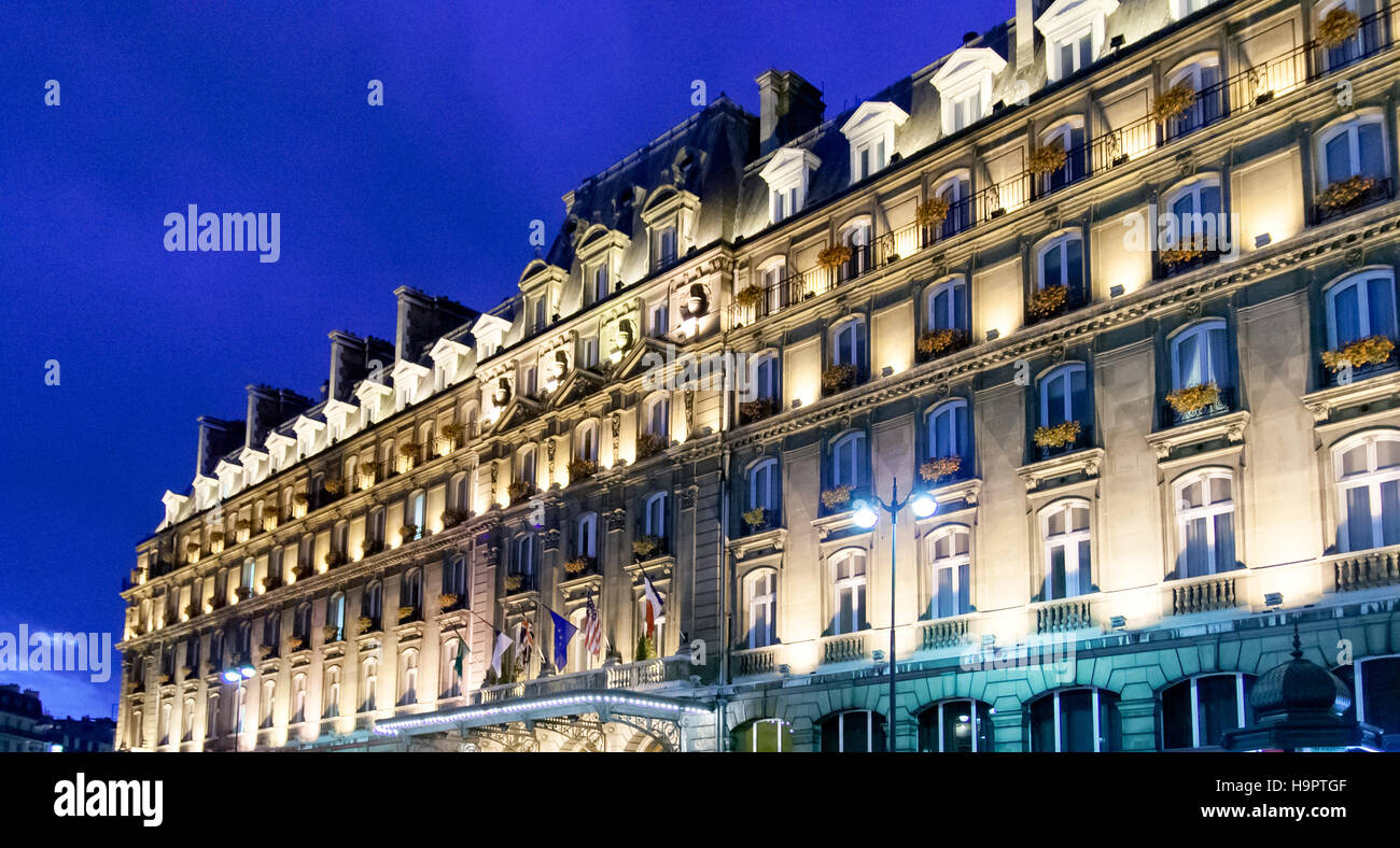Vues de bâtiments, monuments et lieux célèbres de Paris, à partir de la ...