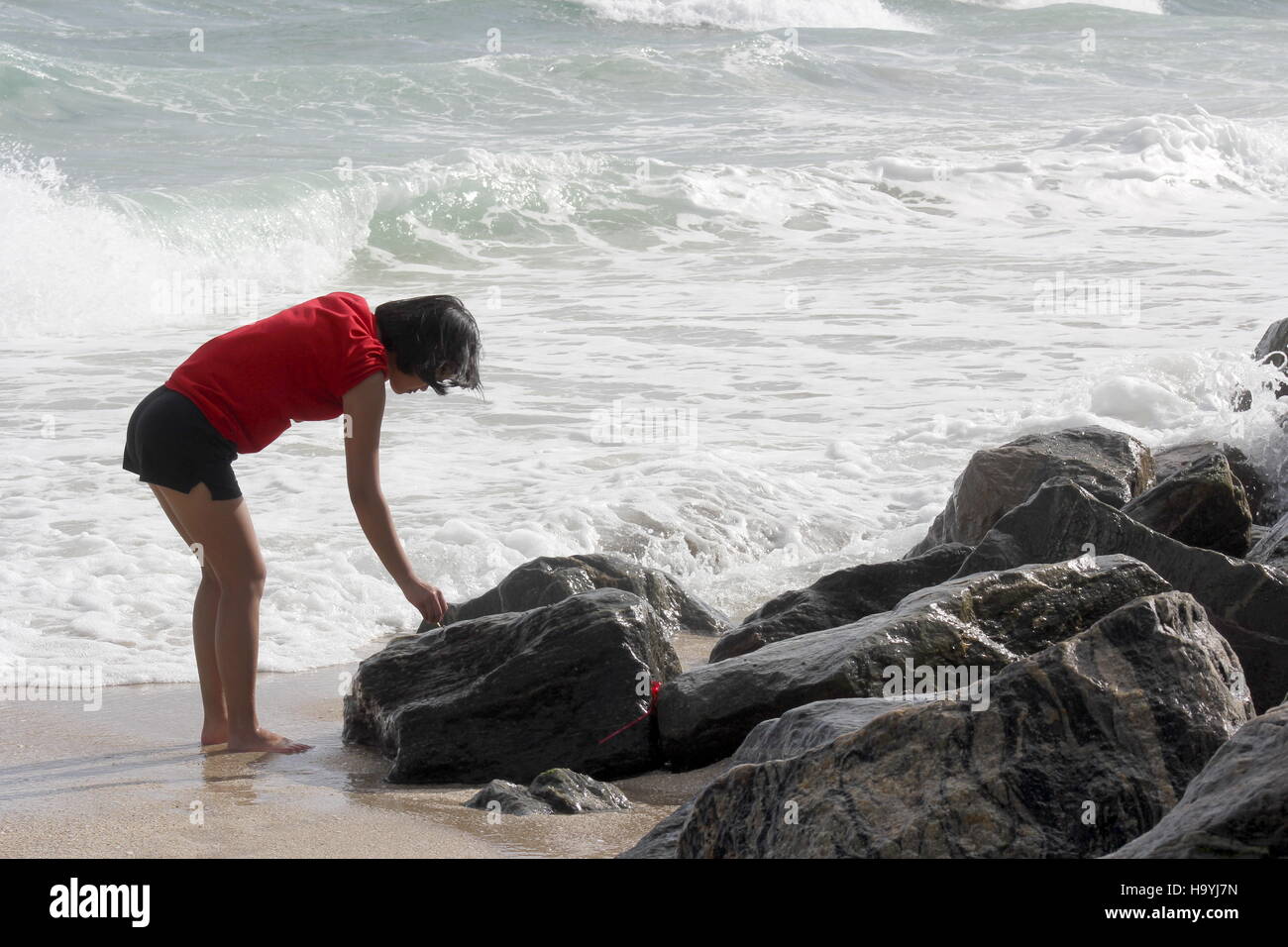 Une jeune fille aux pieds nus explore un comté de Palm Beach, en ...