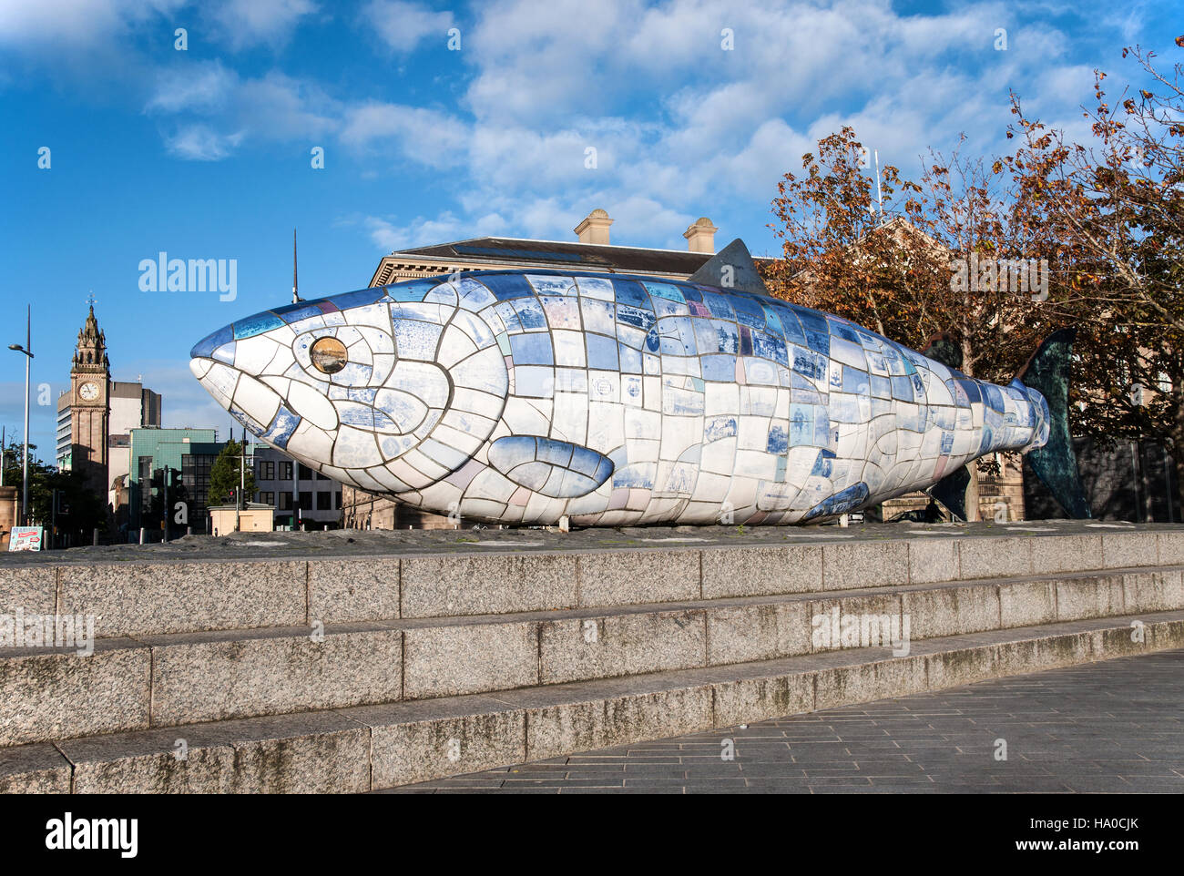 Big fish statue belfast Banque de photographies et d’images à haute ...