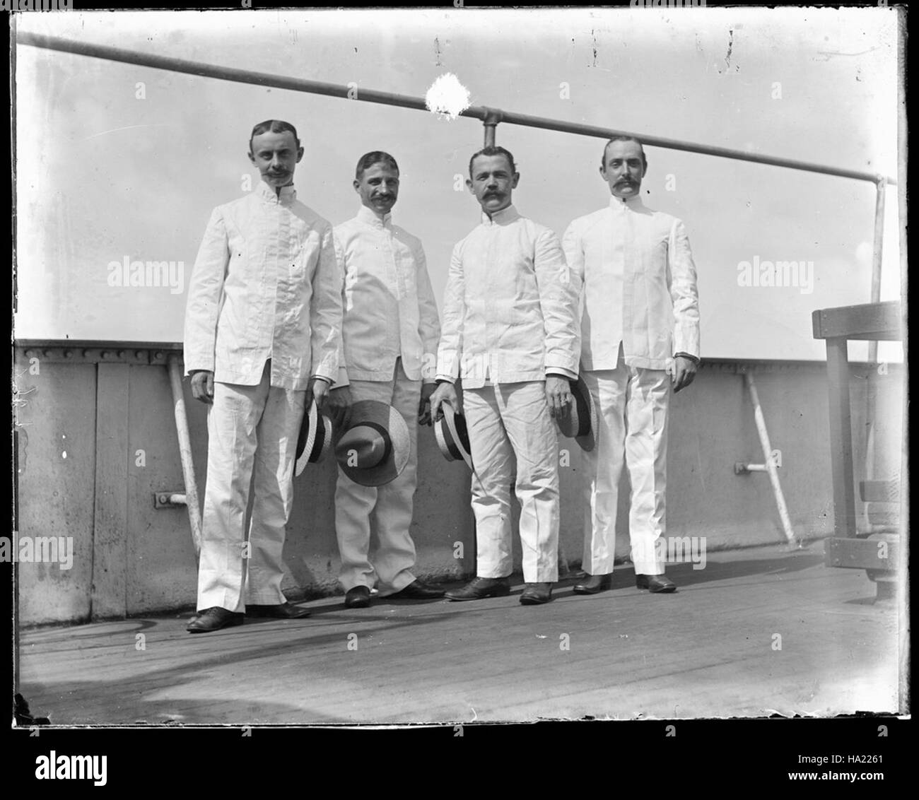 Men in uniforms Banque de photographies et d’images à haute résolution ...