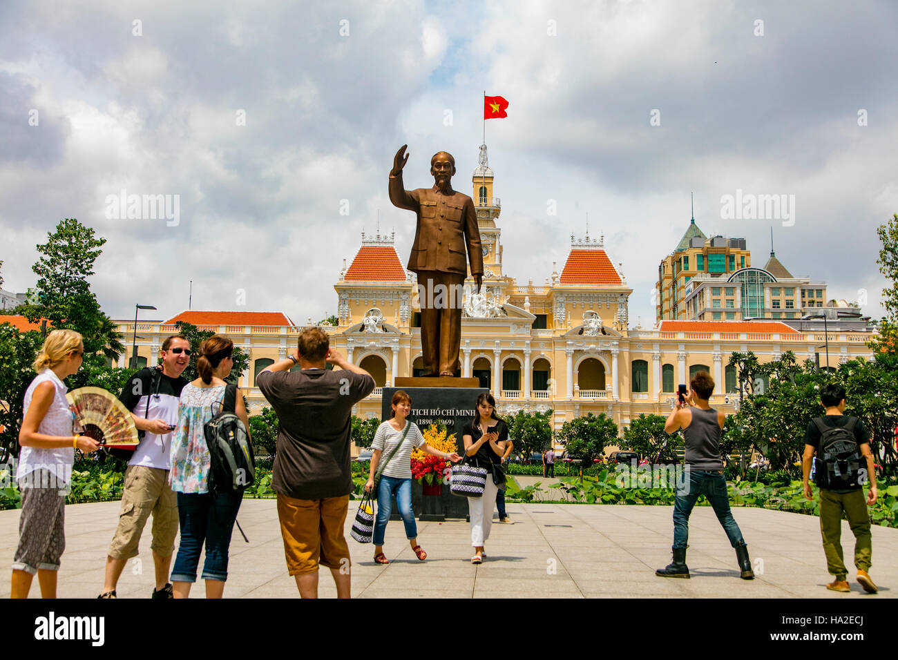 Ho Chi Minh Statue du Comité Vietnam Saigon Bâtiment Photo Stock - Alamy