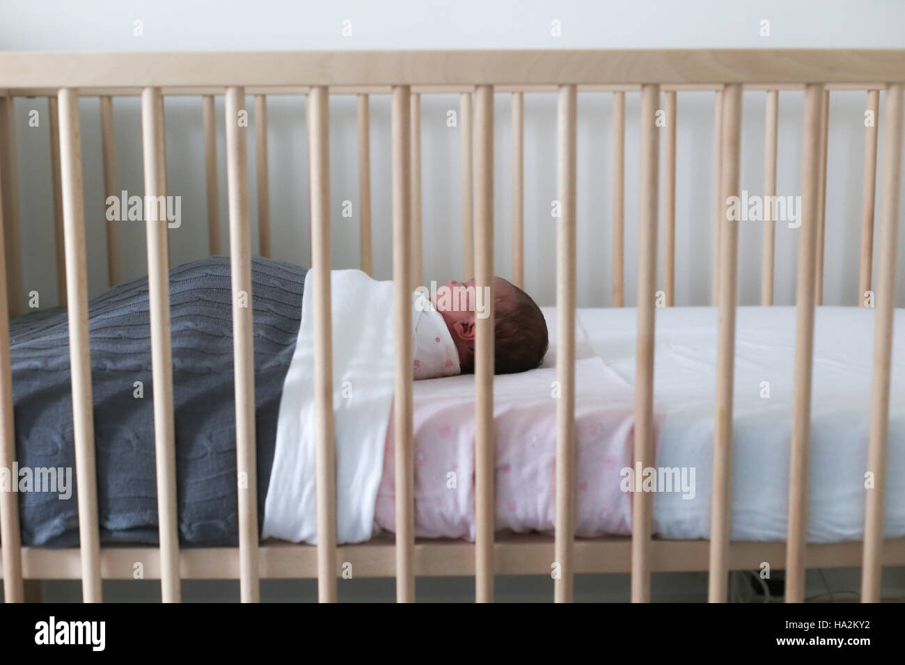 Baby in cot Banque de photographies et d’images à haute résolution - Alamy