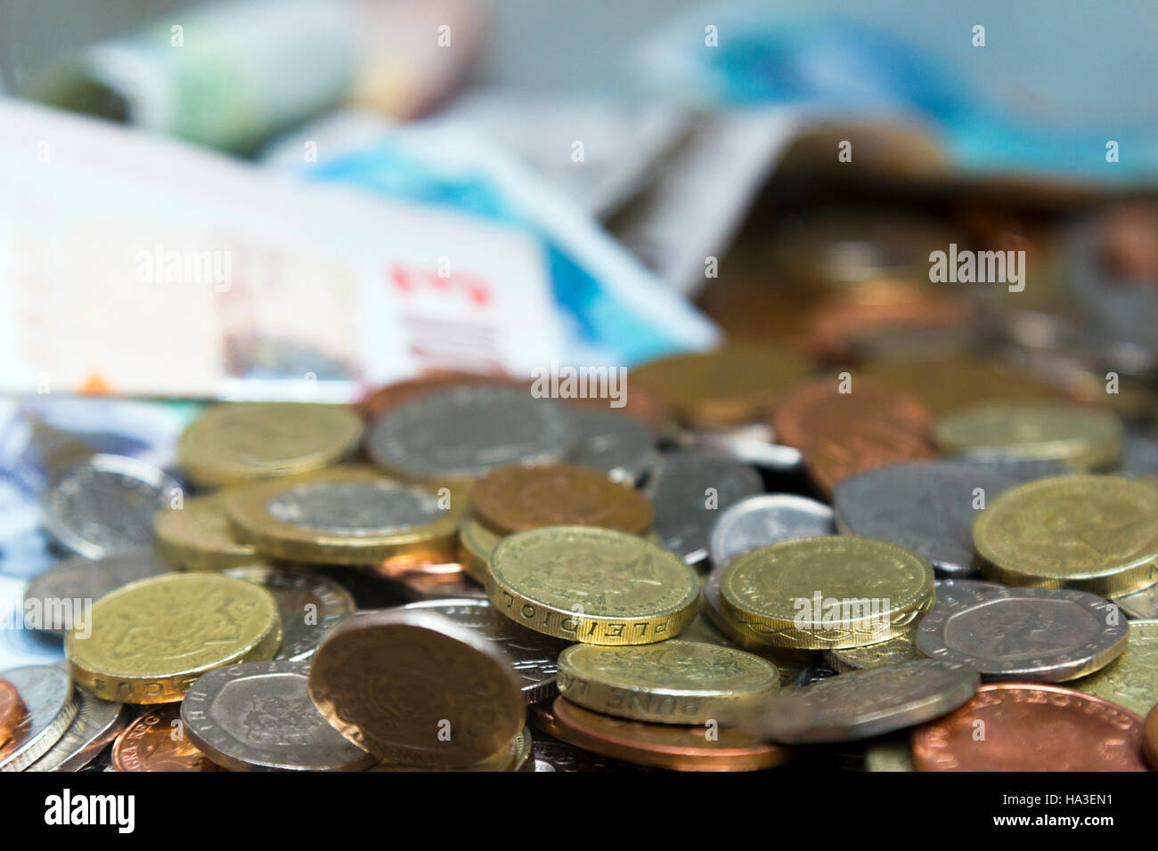 Money pounds sterling pile coins notes Banque de photographies et d ...