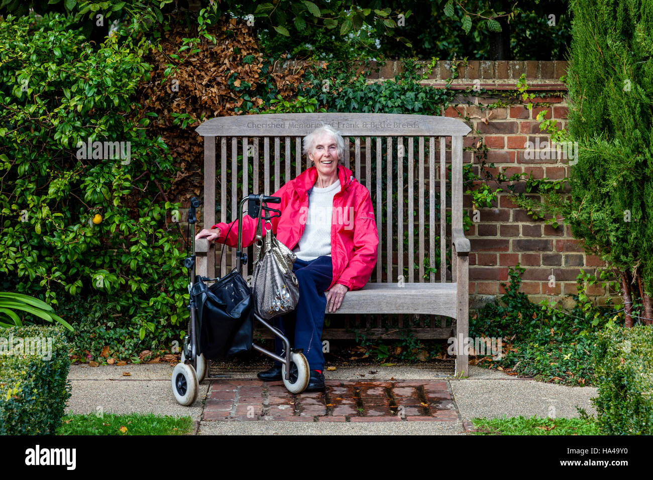 Vieille Femme Caucasienne Assis Sur Un Banc Banque De Photographies Et