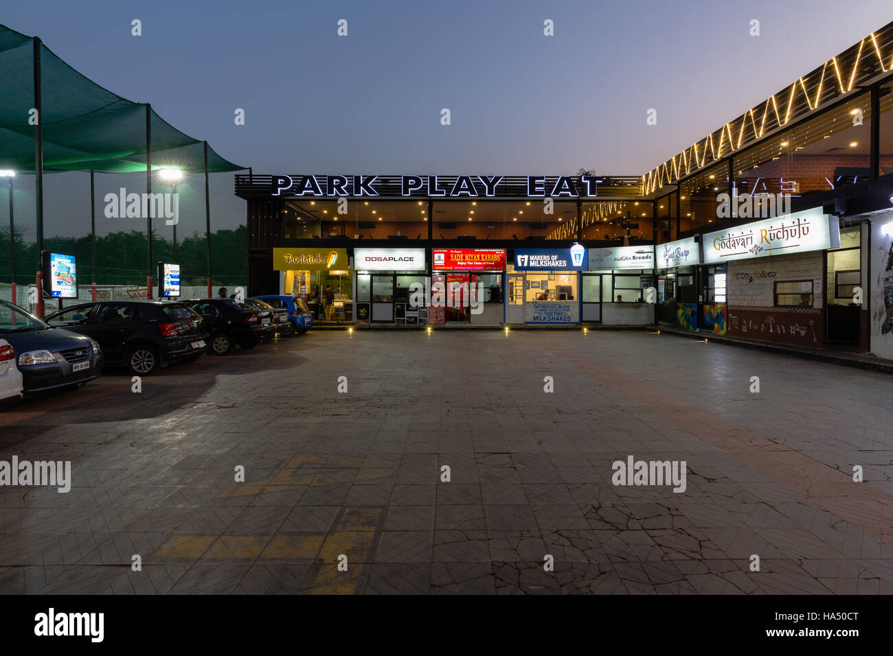 La rue Drive-In dans domaine de Madhapur Hyderabad, Inde.Drive-In's ...