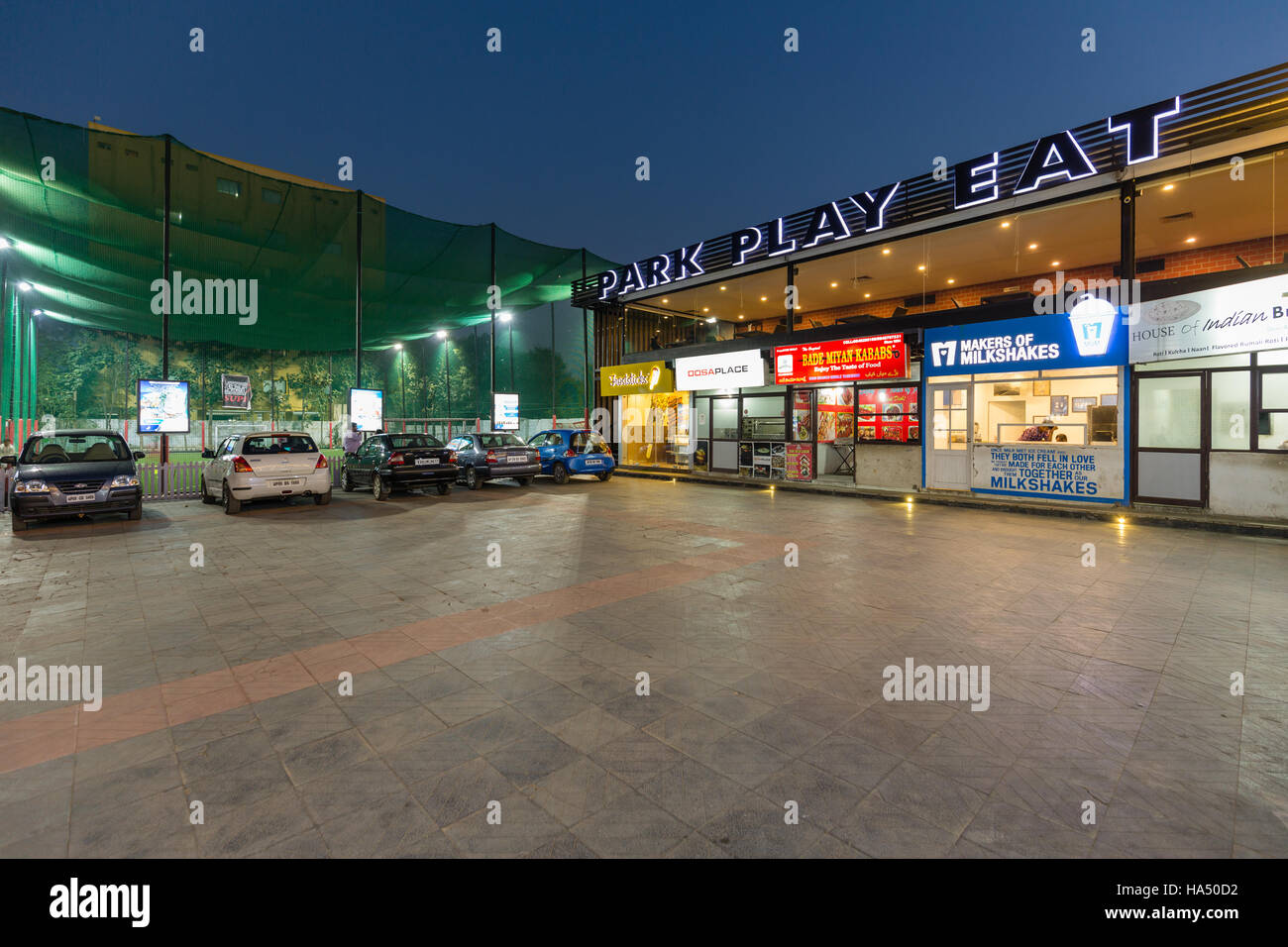 La rue Drive-In dans domaine de Madhapur Hyderabad, Inde.Drive-In's ...