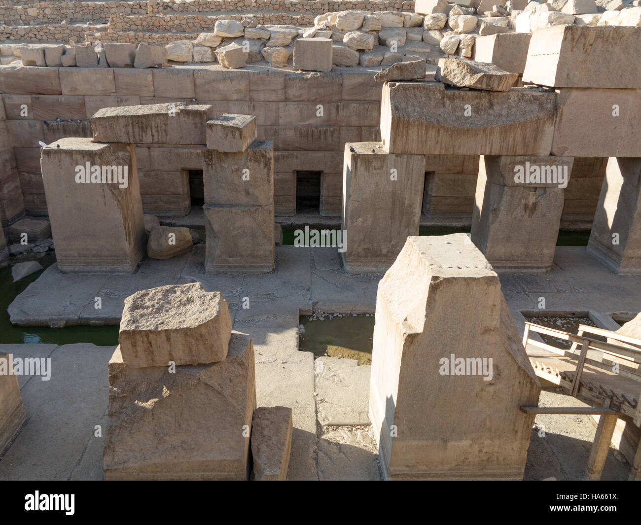 L'Osireion au Temple de pharaon Seti I à Abydos, vallée du Nil, l ...