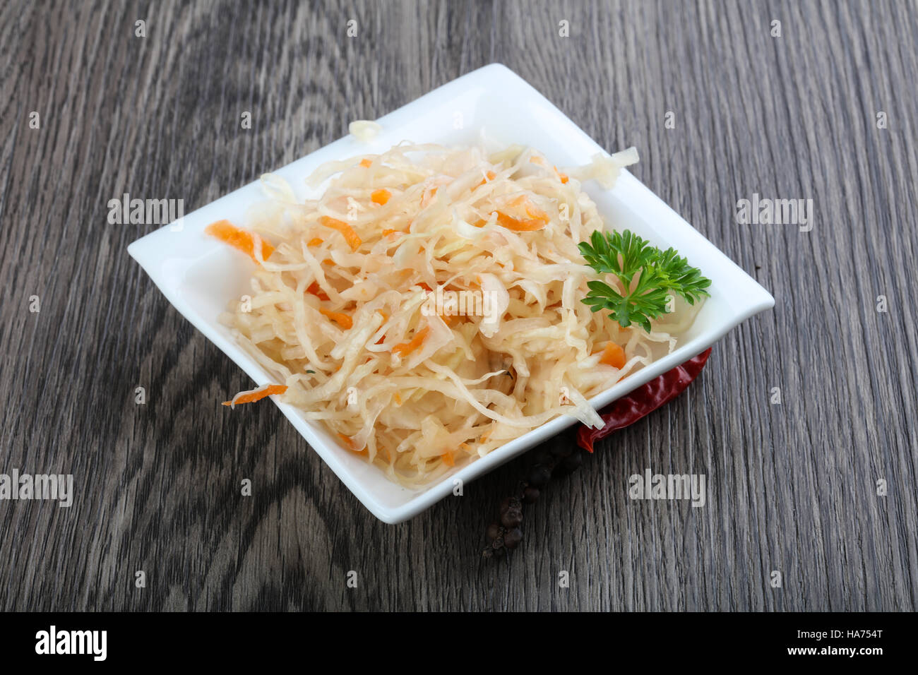 Choucroute chou fermenté à la carotte et le poivre Photo Stock - Alamy