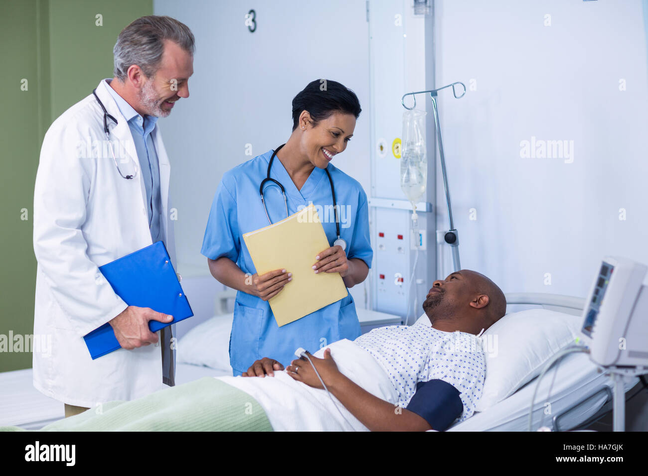 Médecin et l'infirmière l'interaction avec le patient pendant une ...