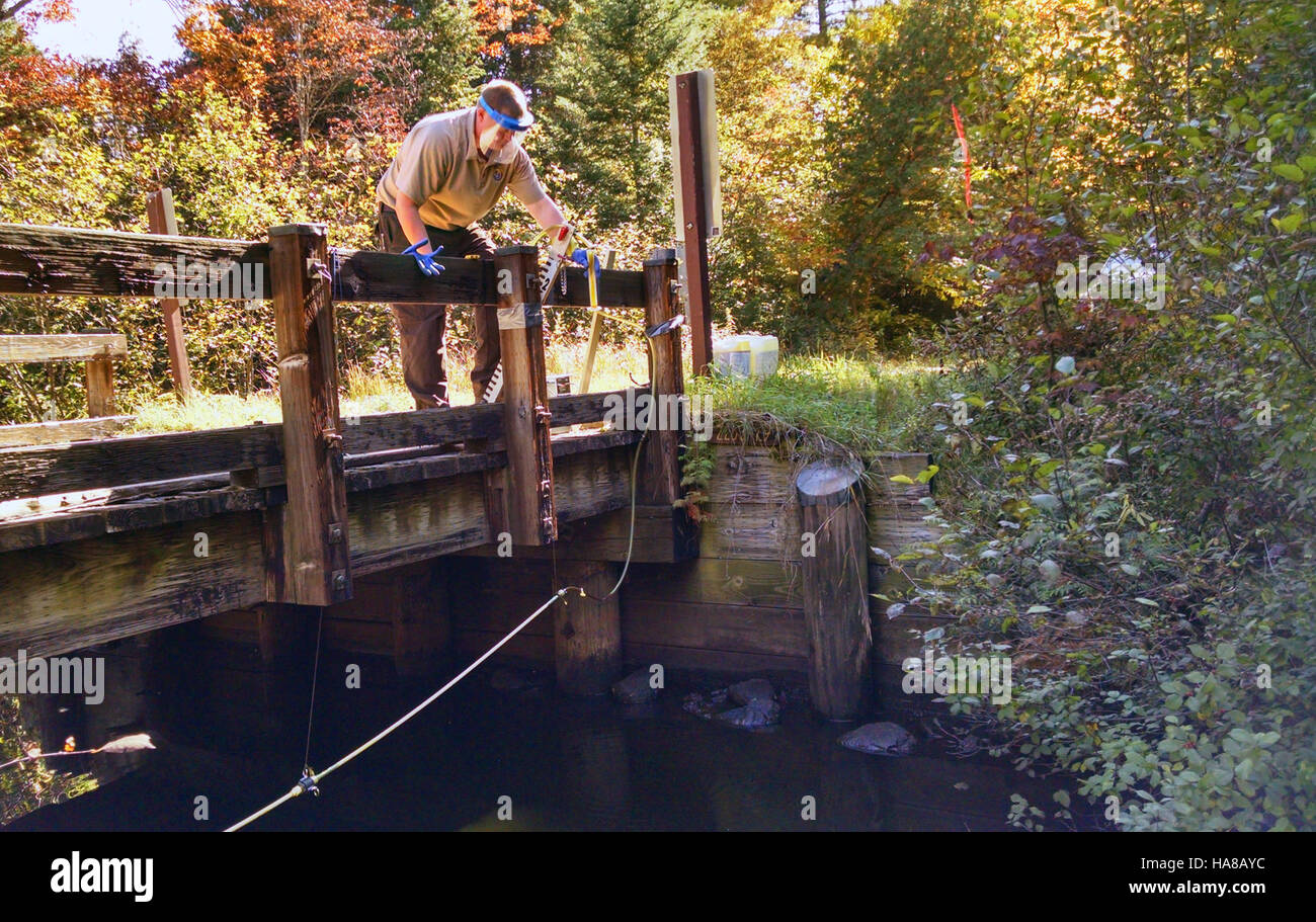 Le biologiste Chris Eilers surveille le taux d’alimentation lors d’une ...